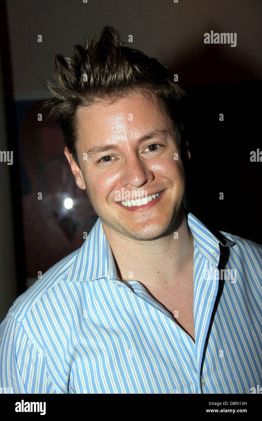 Kipton Cronkite Avenue magazine celebrates Byrdie Bell's cover with a ...