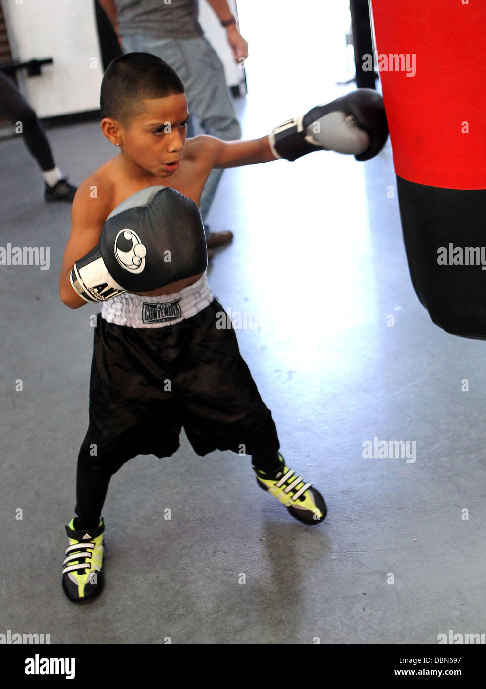 Floyd Diaz Floyd Mayweather Invites Khan Fans to train with him Las ...