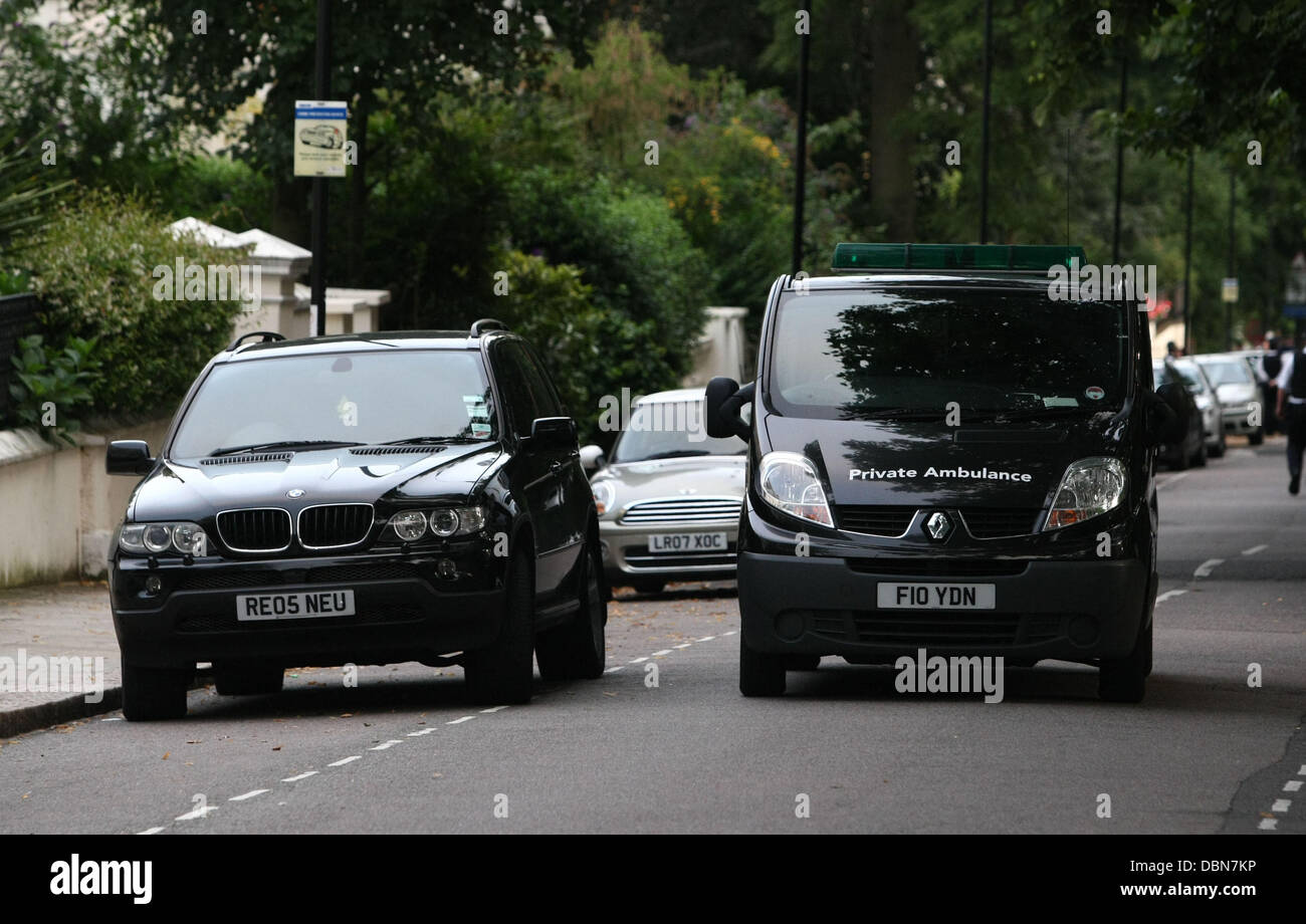 Ambulance outside house hi-res stock photography and images - Alamy