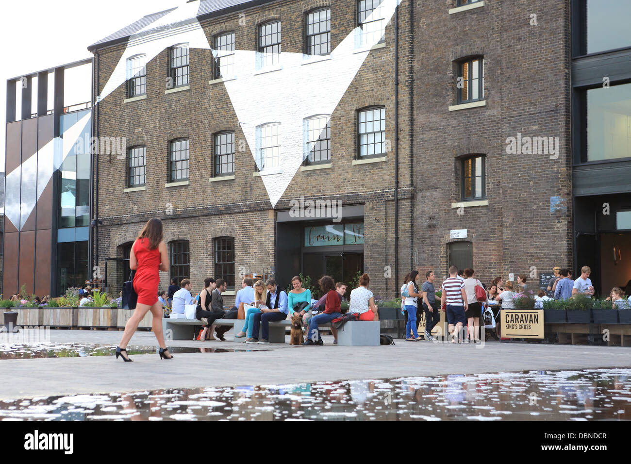 The trendy bars and restaurants on Granary Square, NC1, in the Kings ...
