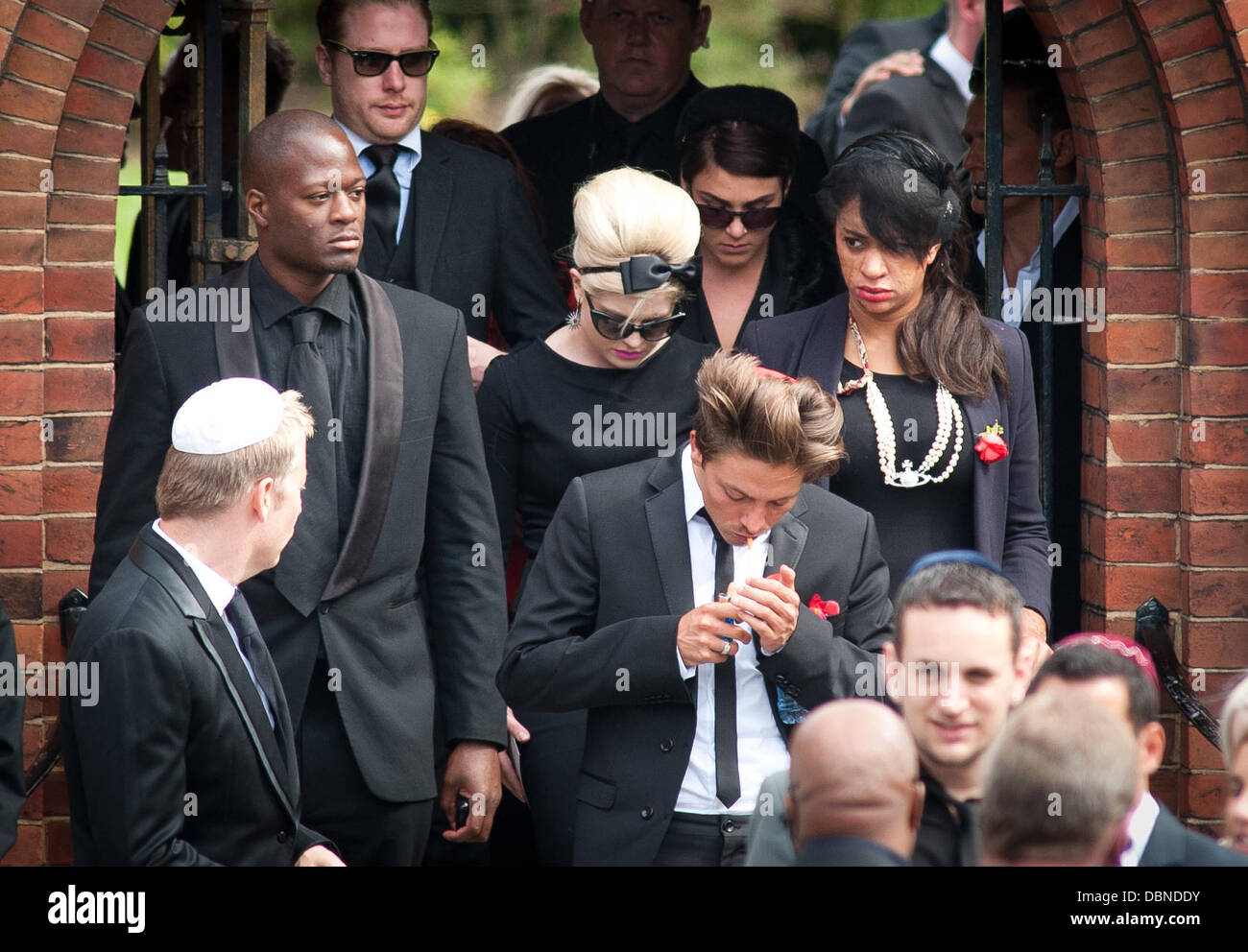 Zalon Thompson Kelly Osbourne and Tyler James The cremation of Amy ...