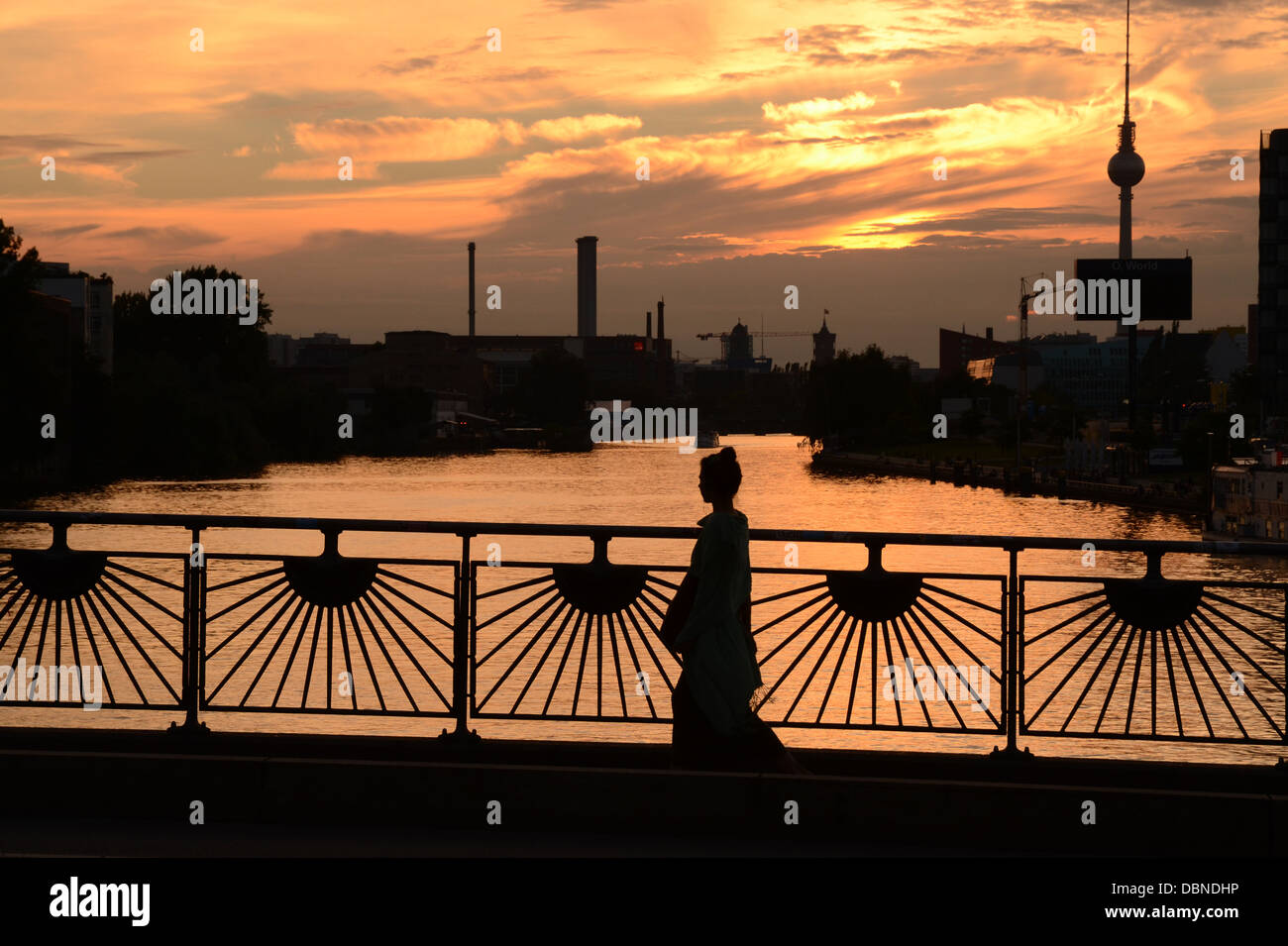 Berlin, sunset view on the Spree from Oberbaumbrücke, with silhouette ...