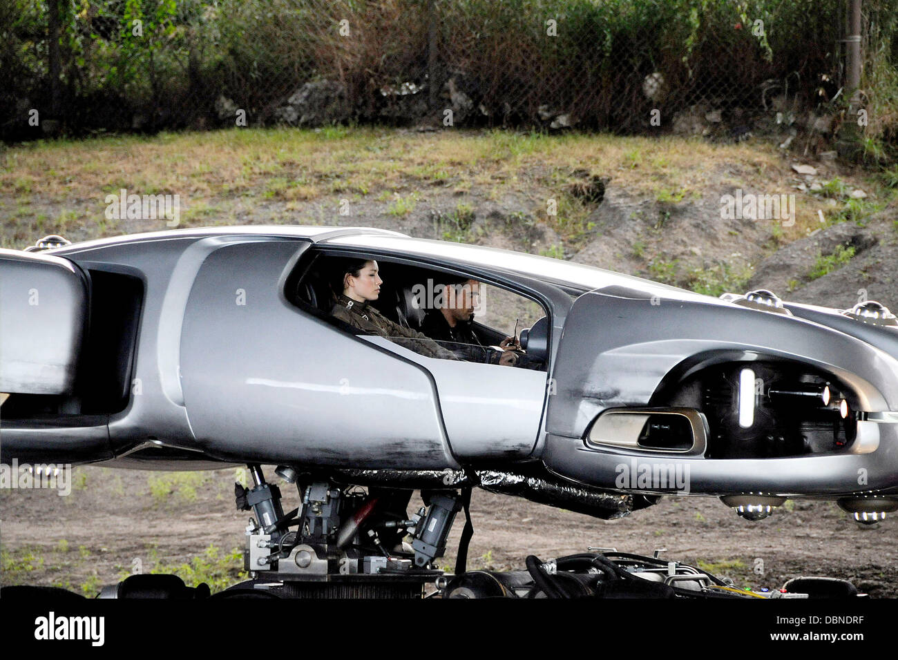 Jessica Biel and Colin Farrell on set of 'Total Recall' movie in ...
