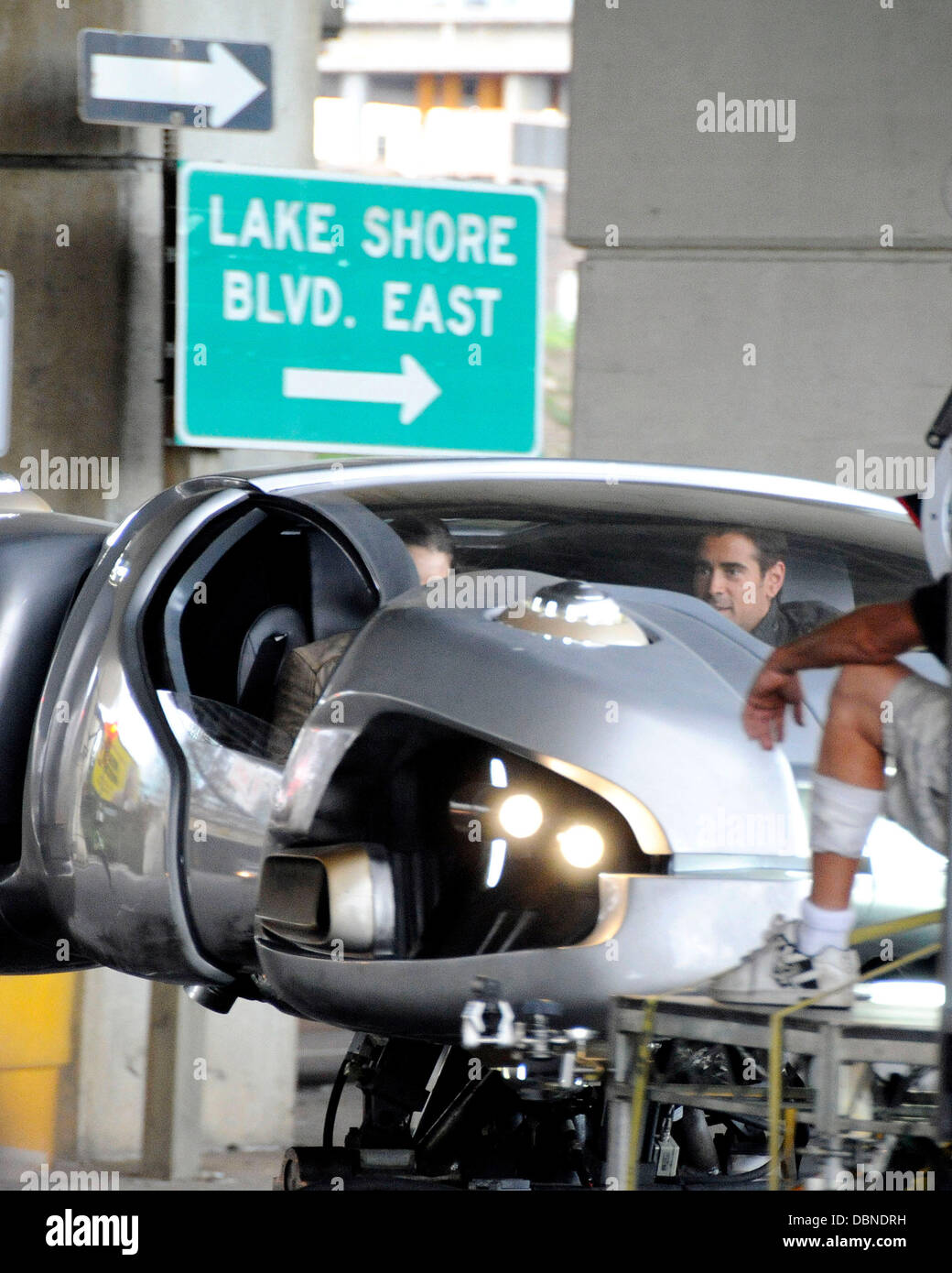 Jessica Biel and Colin Farrell on set of 'Total Recall' movie in ...