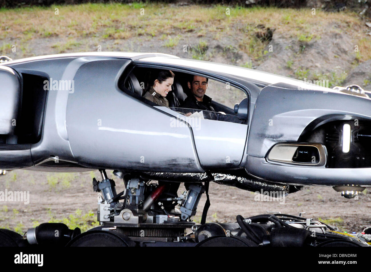 Jessica Biel and Colin Farrell on set of 'Total Recall' movie in ...