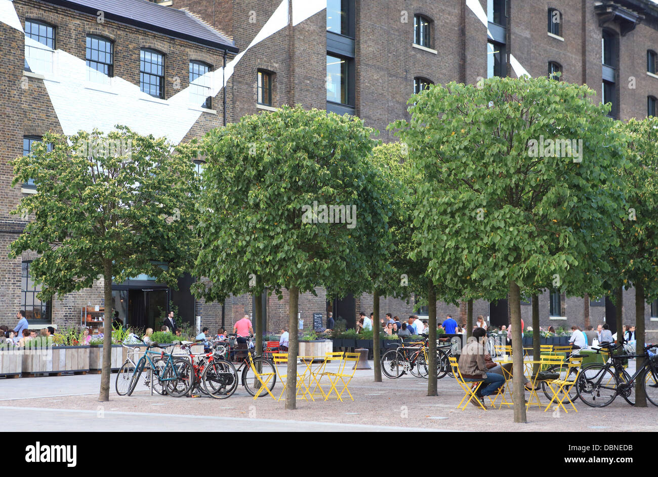 The trendy bars and restaurants on Granary Square, NC1, in the Kings ...
