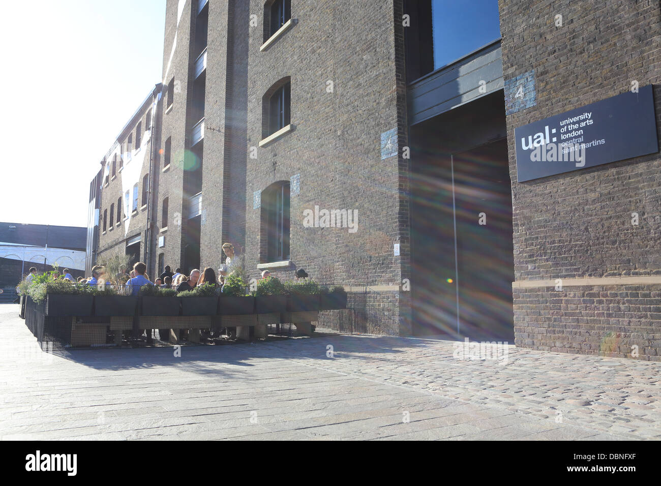 The trendy bars and restaurants on Granary Square, NC1, in the Kings ...