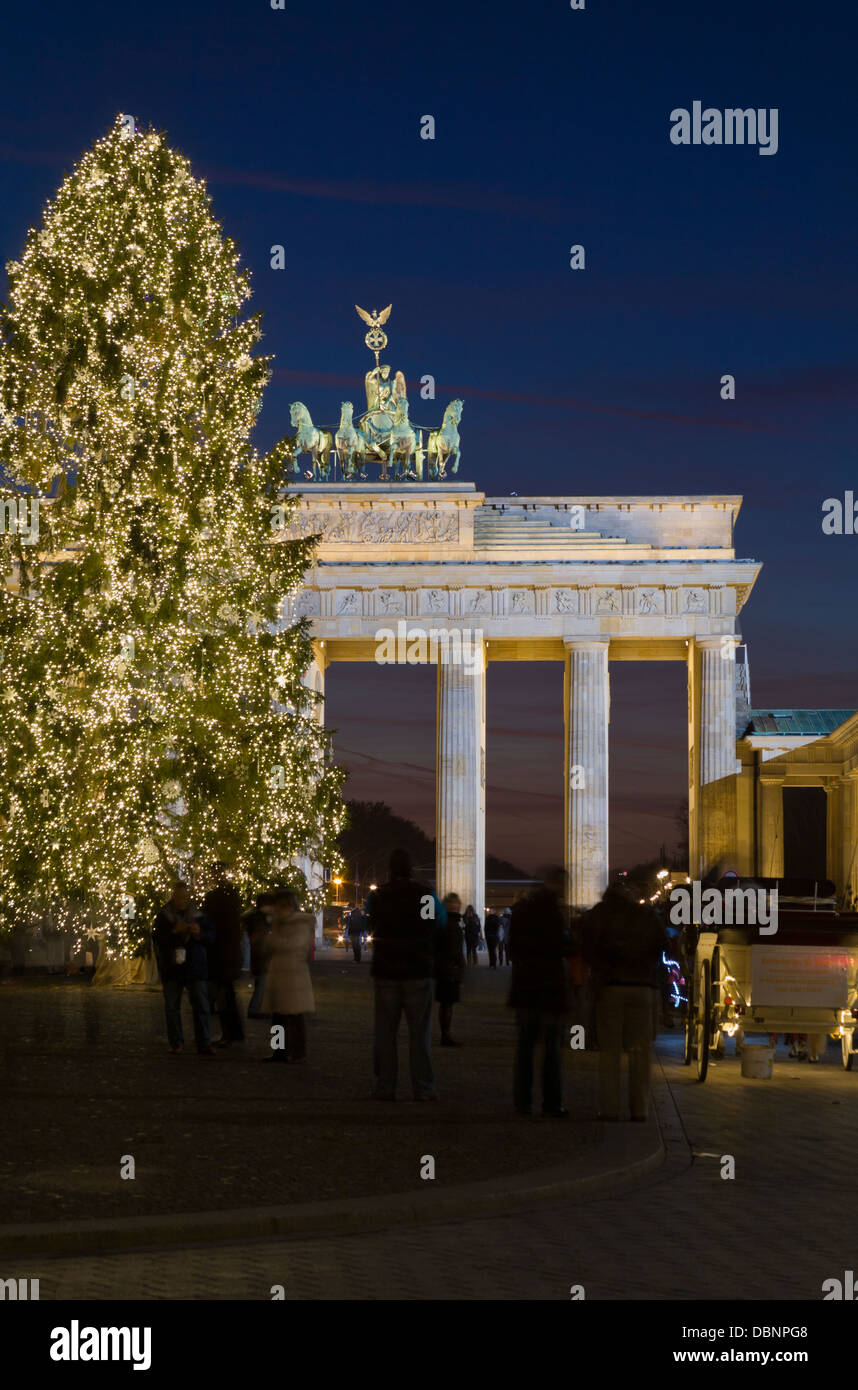 Illuminated Christmas tree and Brandenburg Gate on square Pariser Platz ...