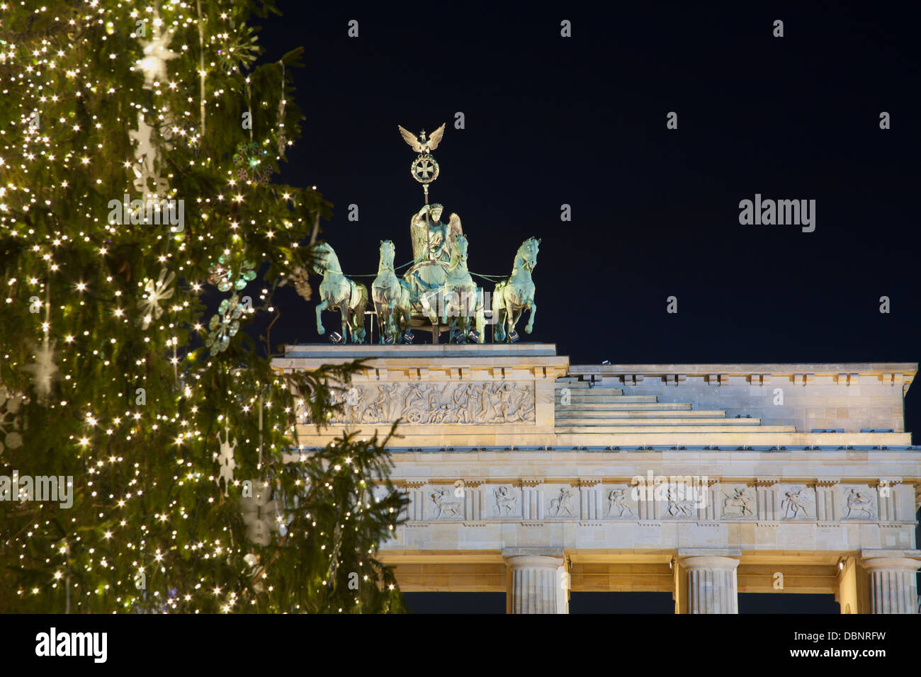 Illuminated Christmas tree and Brandenburg Gate on square Pariser Platz ...