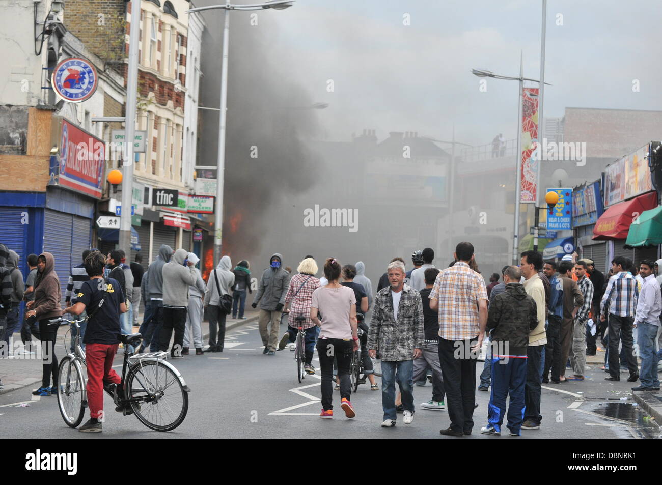Shooting looters hi-res stock photography and images - Alamy