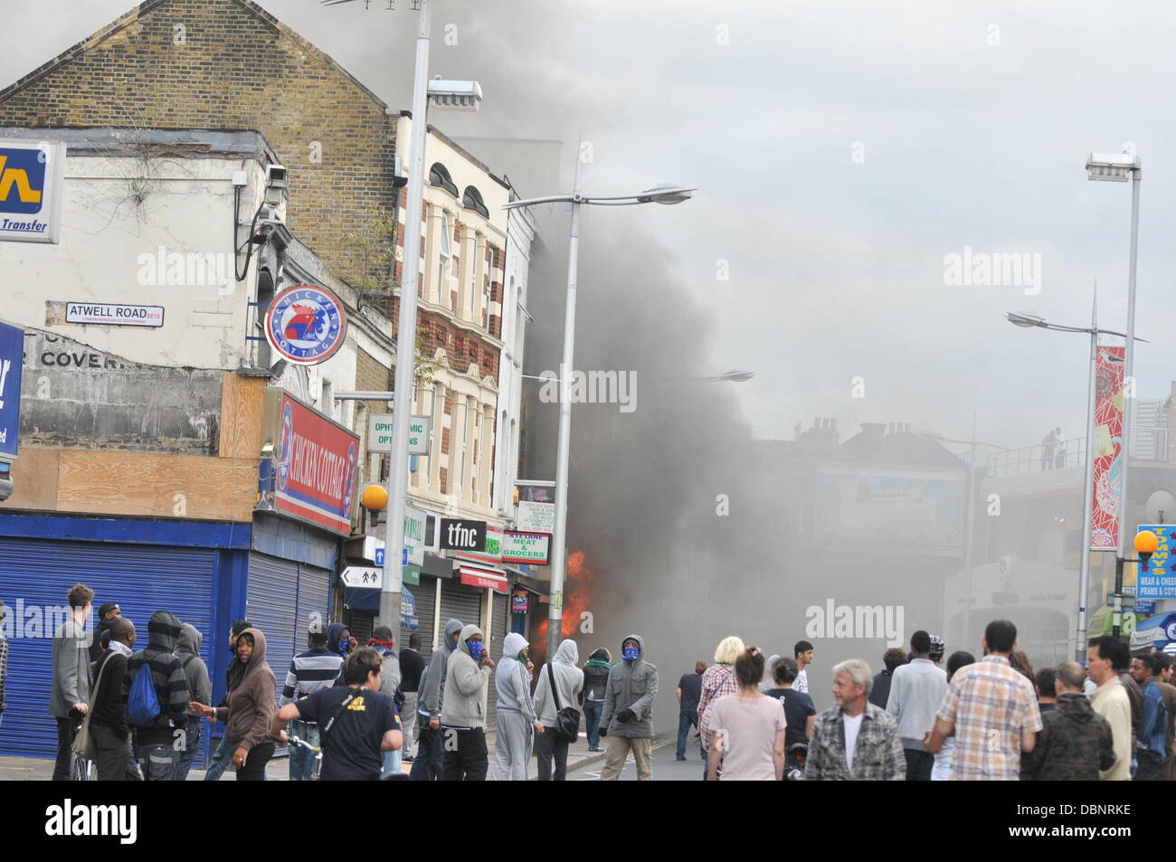 London riots rioters police 2011 hi-res stock photography and images ...