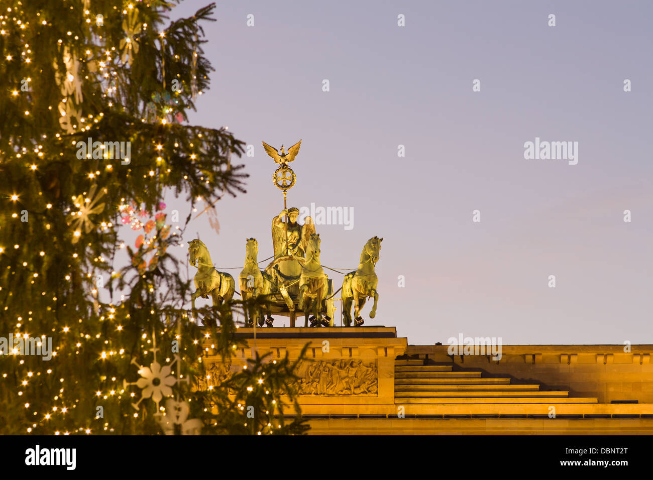 Illuminated Christmas tree and Brandenburg Gate on square Pariser Platz ...