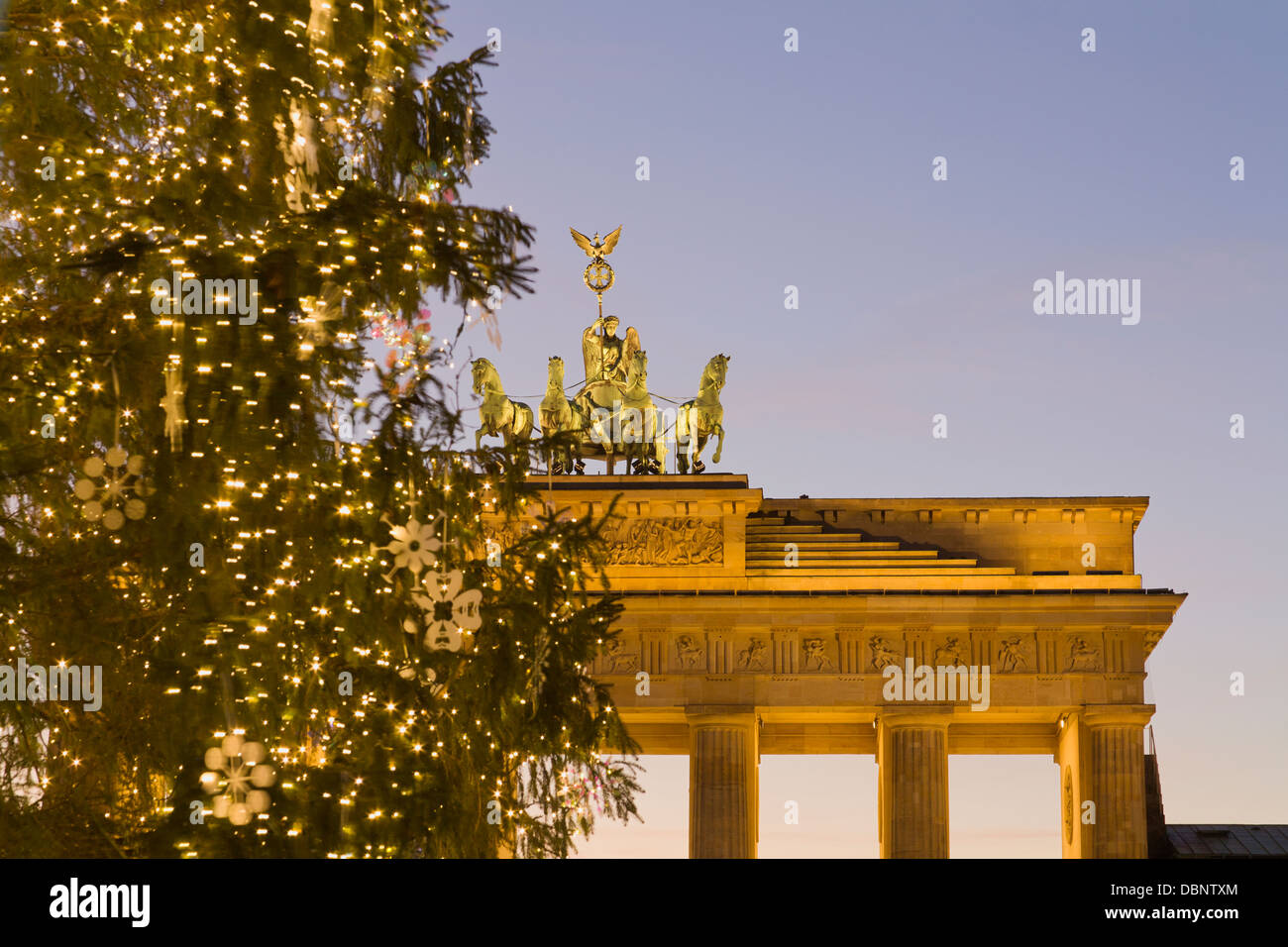 Illuminated Christmas tree and Brandenburg Gate on square Pariser Platz ...