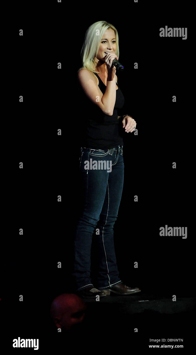 Kellie pickler live hi-res stock photography and images - Alamy