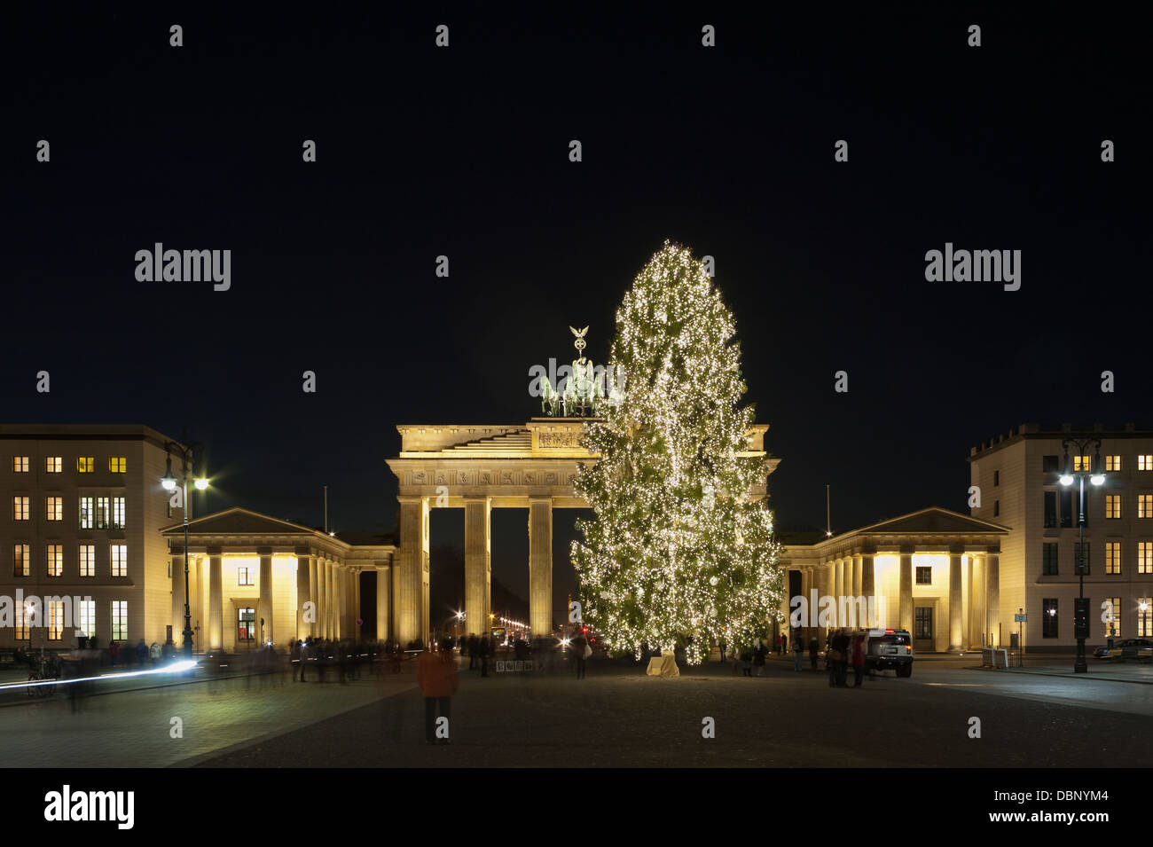 Illuminated Christmas tree and Brandenburg Gate on square Pariser Platz ...