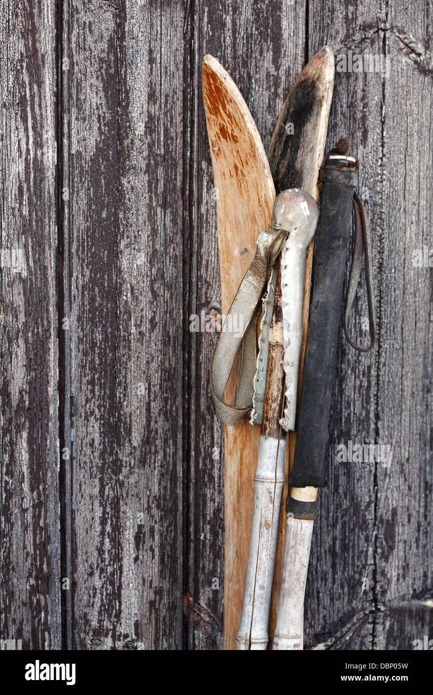 Old fashioned skis hi-res stock photography and images - Alamy
