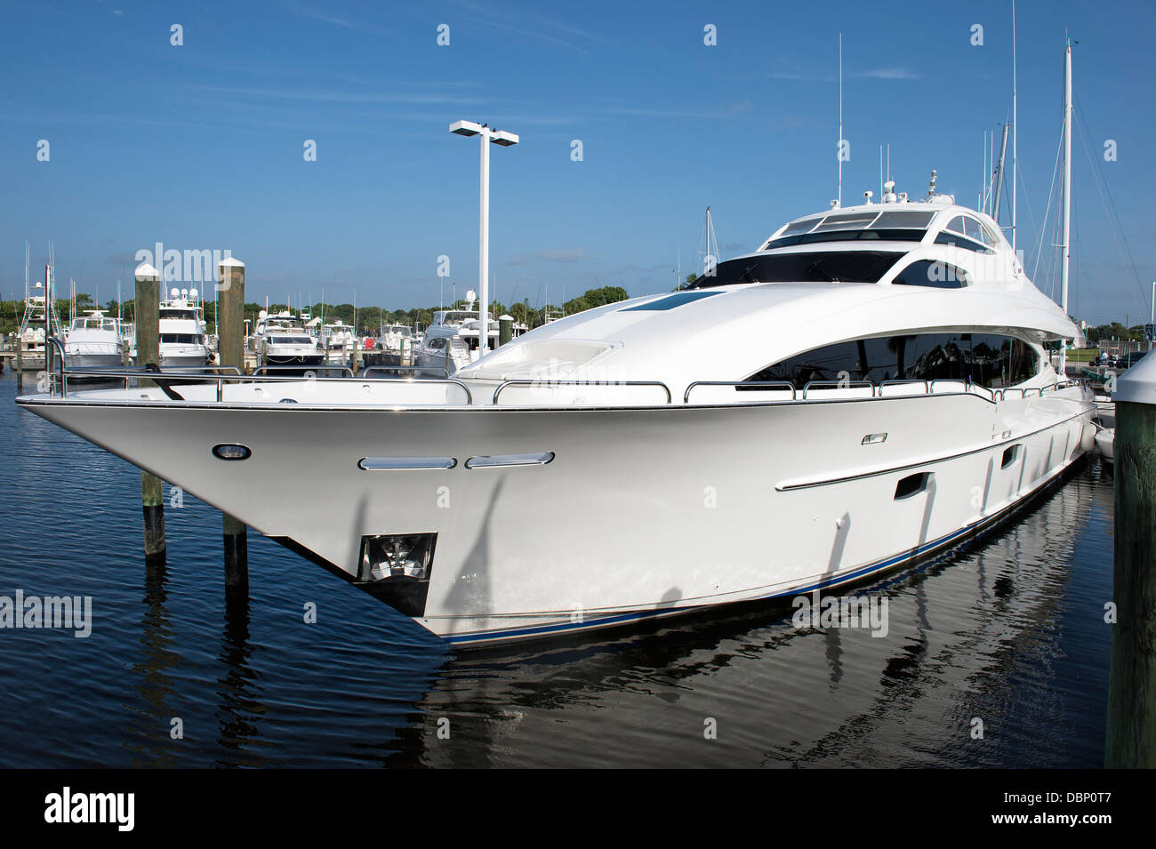 White luxurious boat hi-res stock photography and images - Alamy