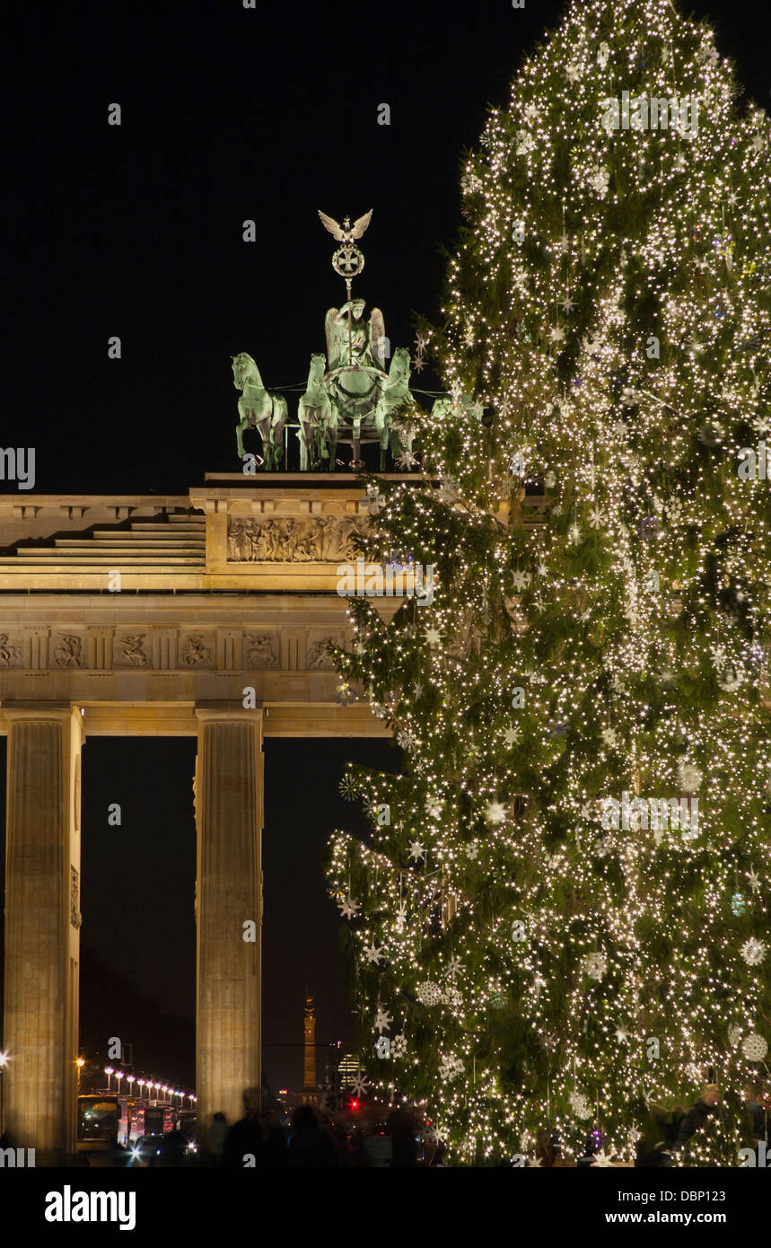 Illuminated Christmas tree and Brandenburg Gate on square Pariser Platz ...