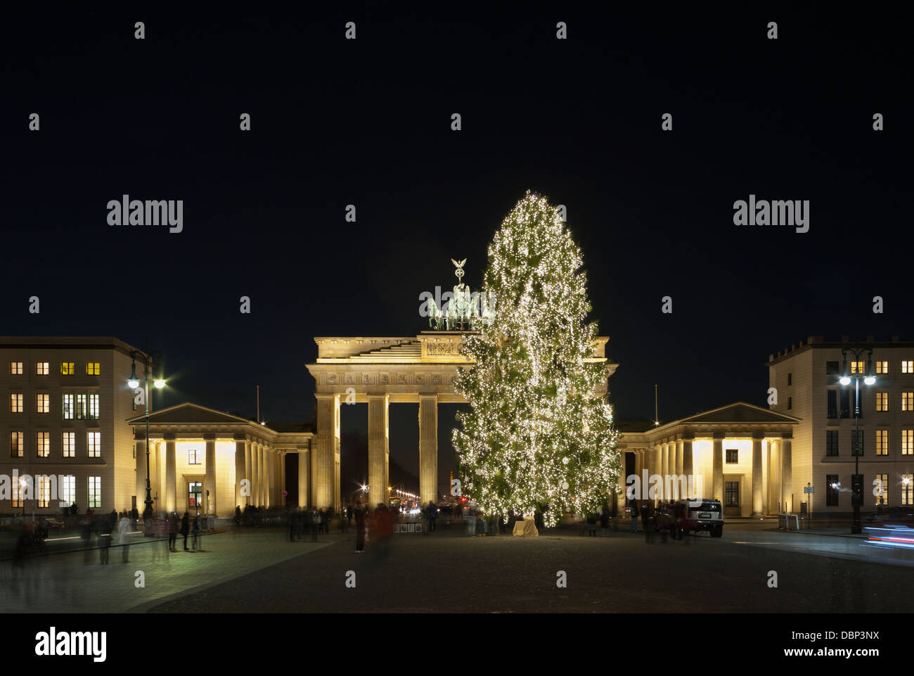 Illuminated Christmas tree and Brandenburg Gate on square Pariser Platz ...