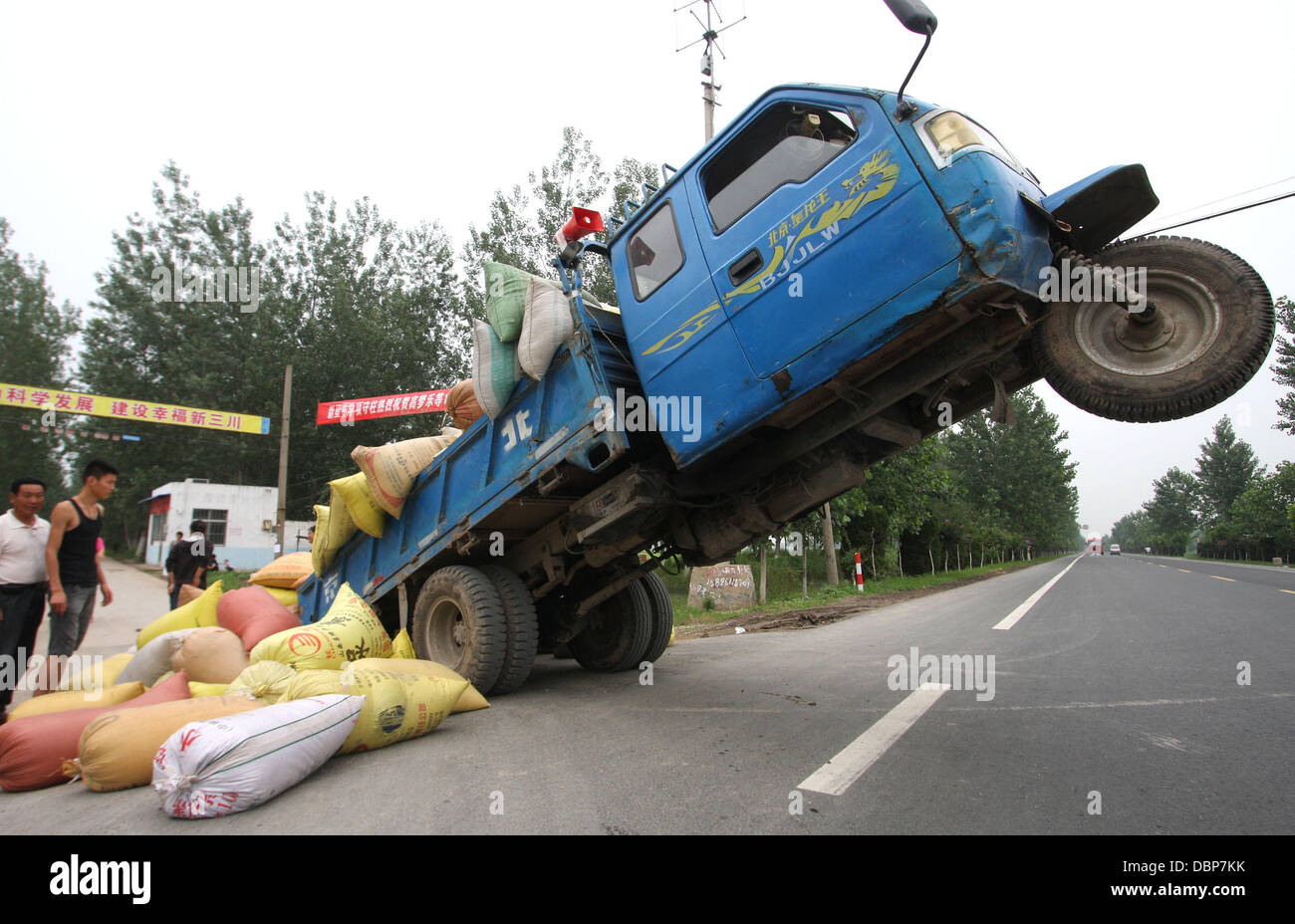 TIPPY TOE TRUCK REACHES TIPPING POINT A lorry load o' trouble became a ...