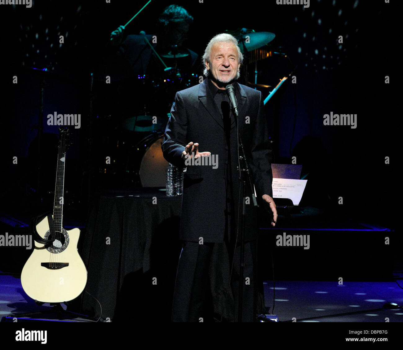 Four seasons centre performing hi-res stock photography and images - Alamy