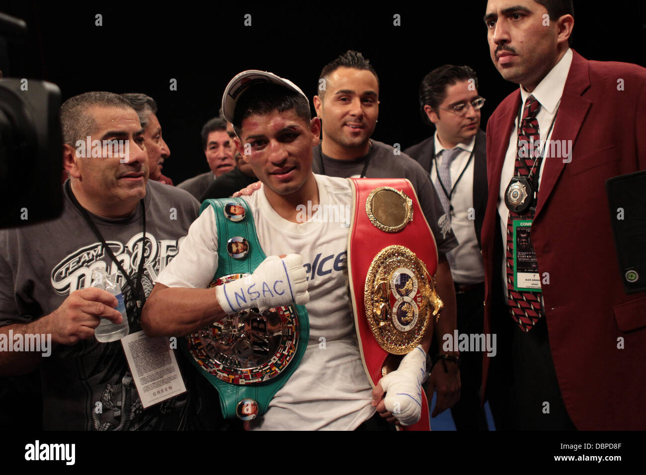 Abner Mares defeats Joseph Agbeko for the IBF & WBC Bantamweigh titles ...