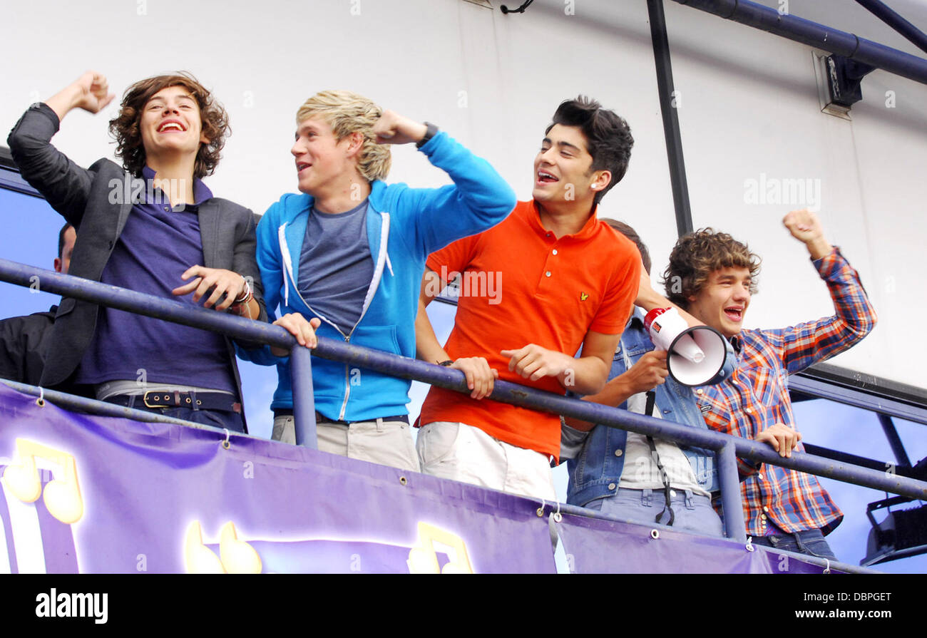 Harry Styles, Niall Horan, Zayn Malik, Louis Tomlinson and Liam Payne One Direction outside on a ...