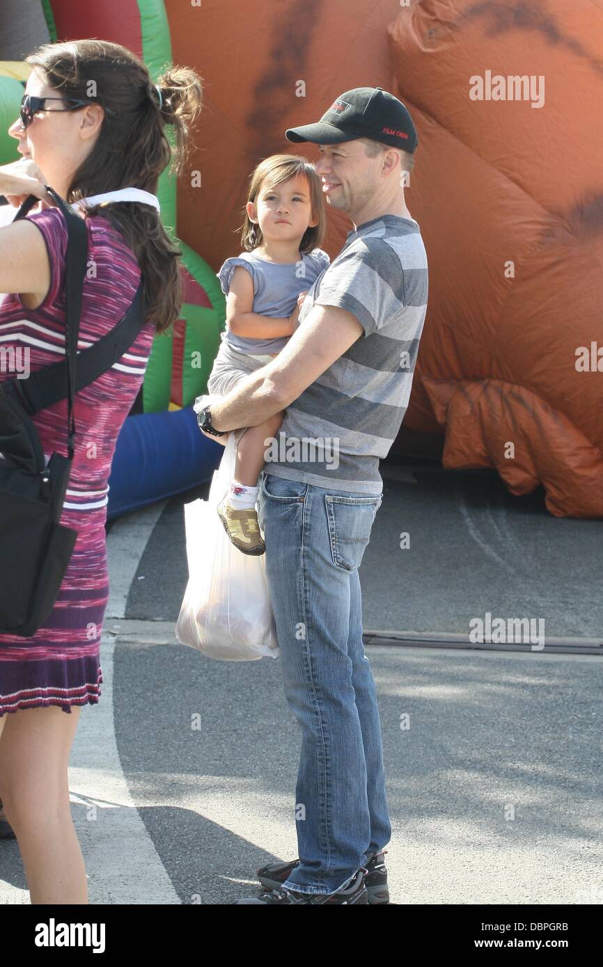 Jon Cryer and Lisa Joyner Spend a family day out at a farmers market ...