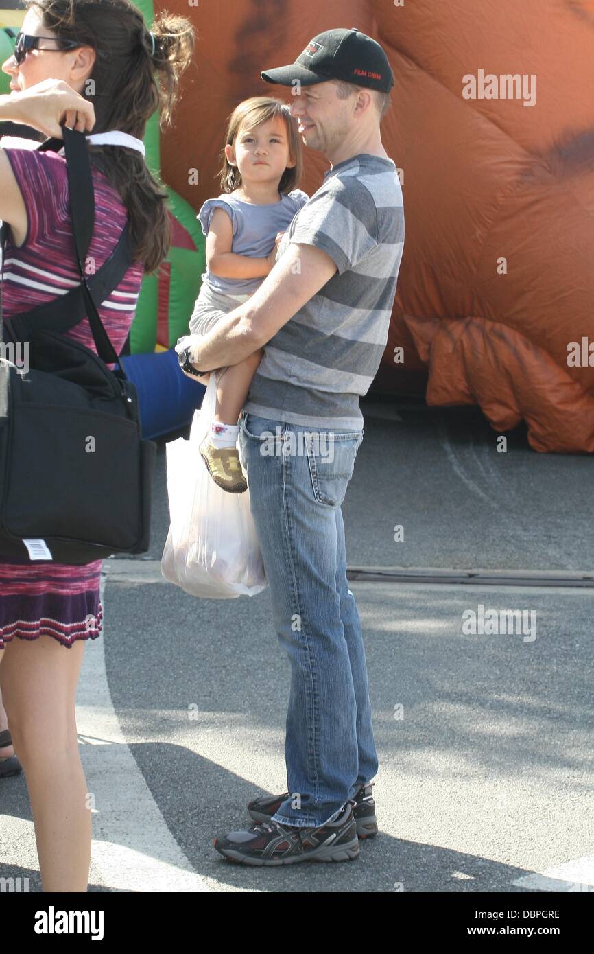 Jon Cryer and Lisa Joyner Spend a family day out at a farmers market ...