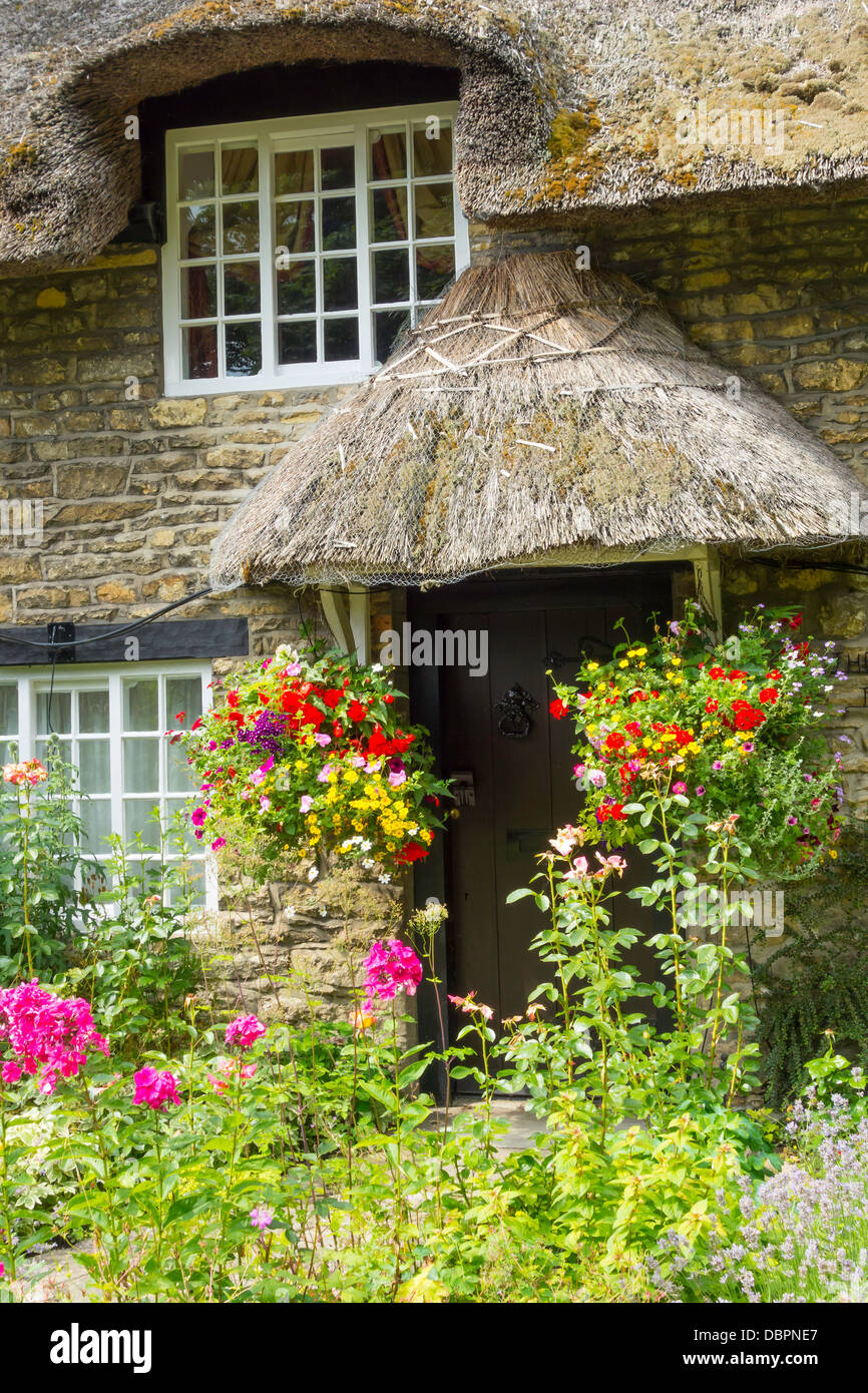 English Thatched Cottage Stock Photos & English Thatched Cottage Stock ...
