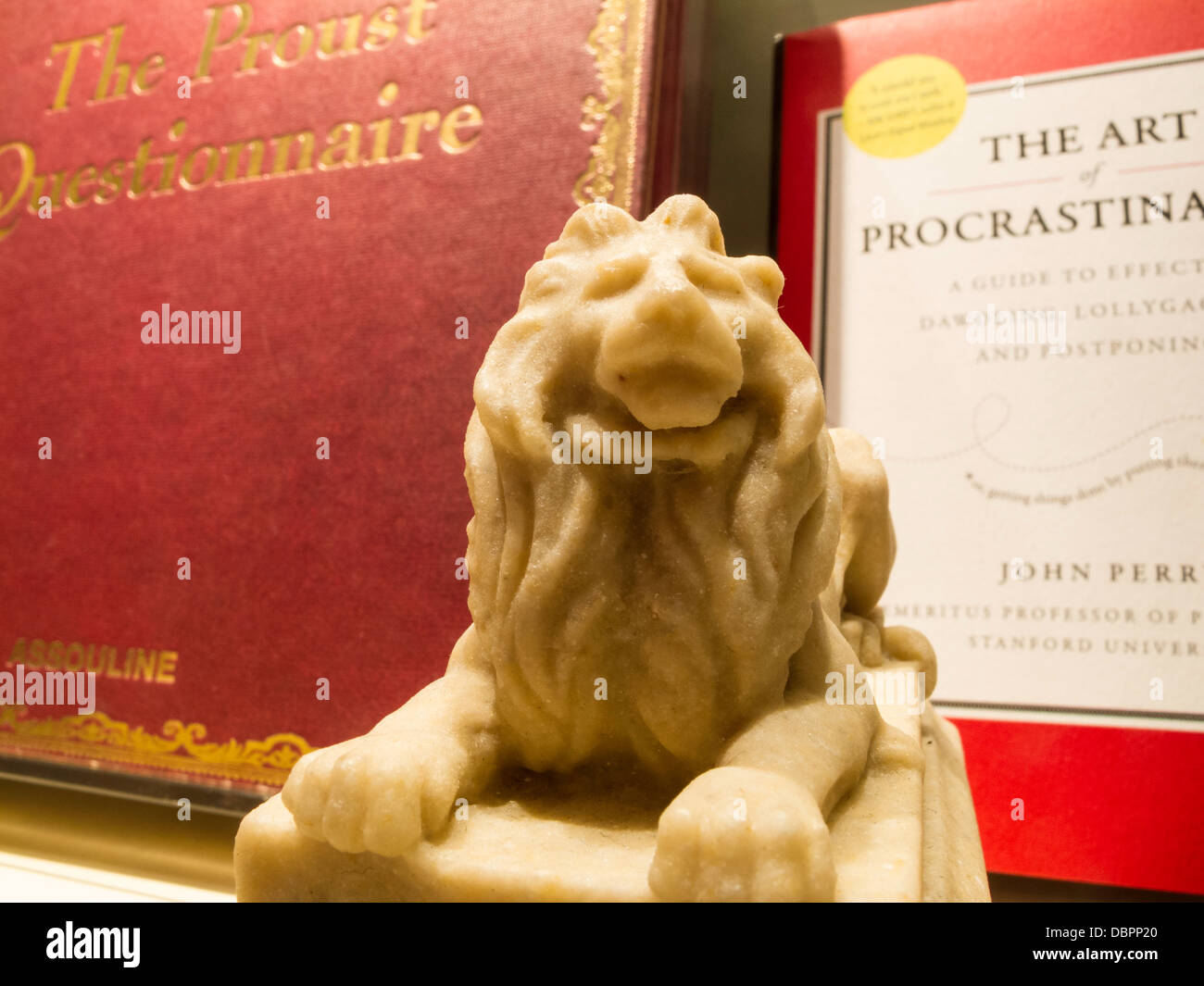 Library lion bookend hi-res stock photography and images - Alamy