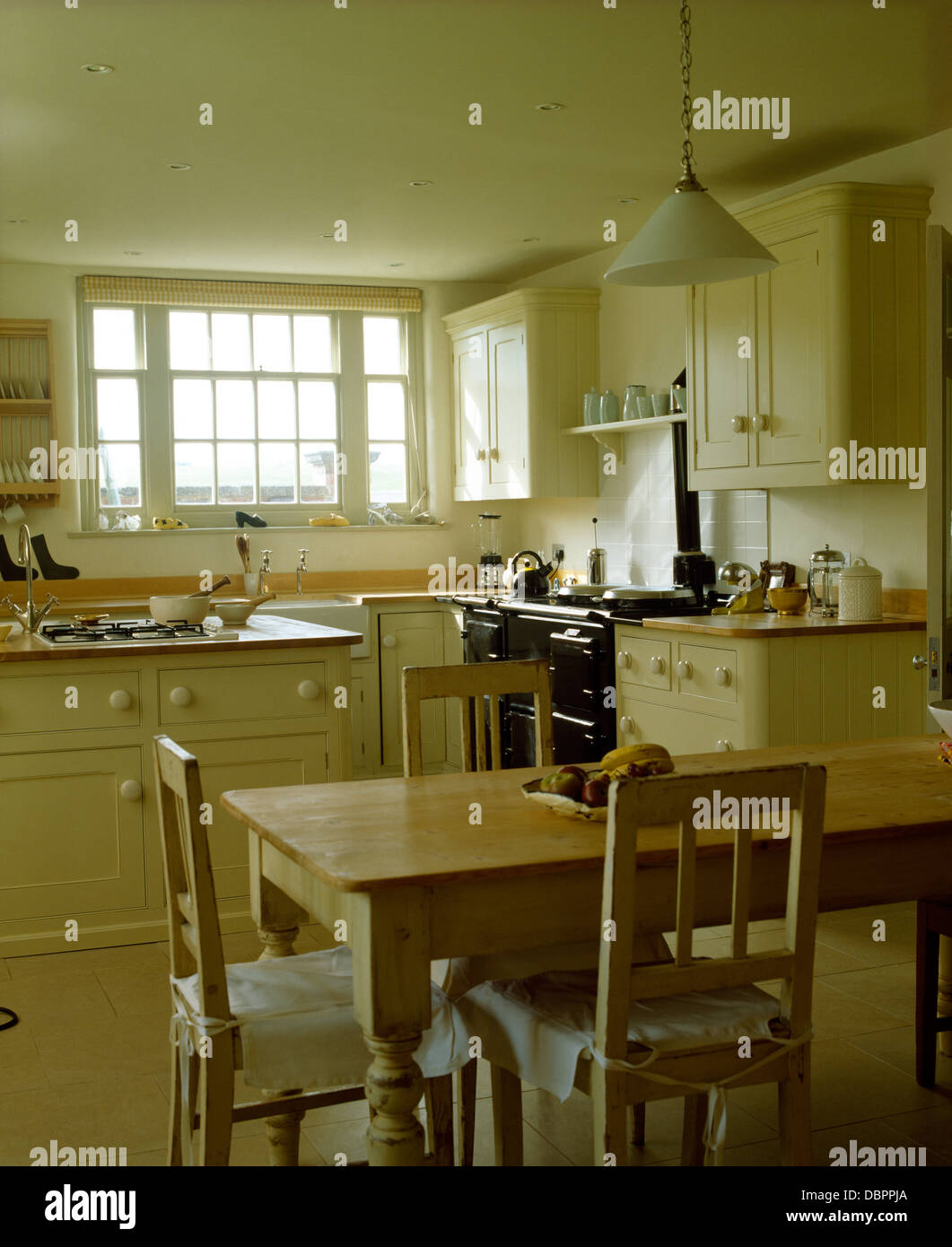 Cream aga in country kitchen hi-res stock photography and images - Alamy