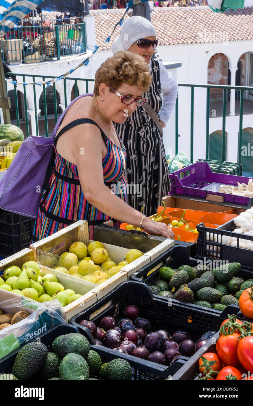 Lady fruit market hi-res stock photography and images - Alamy