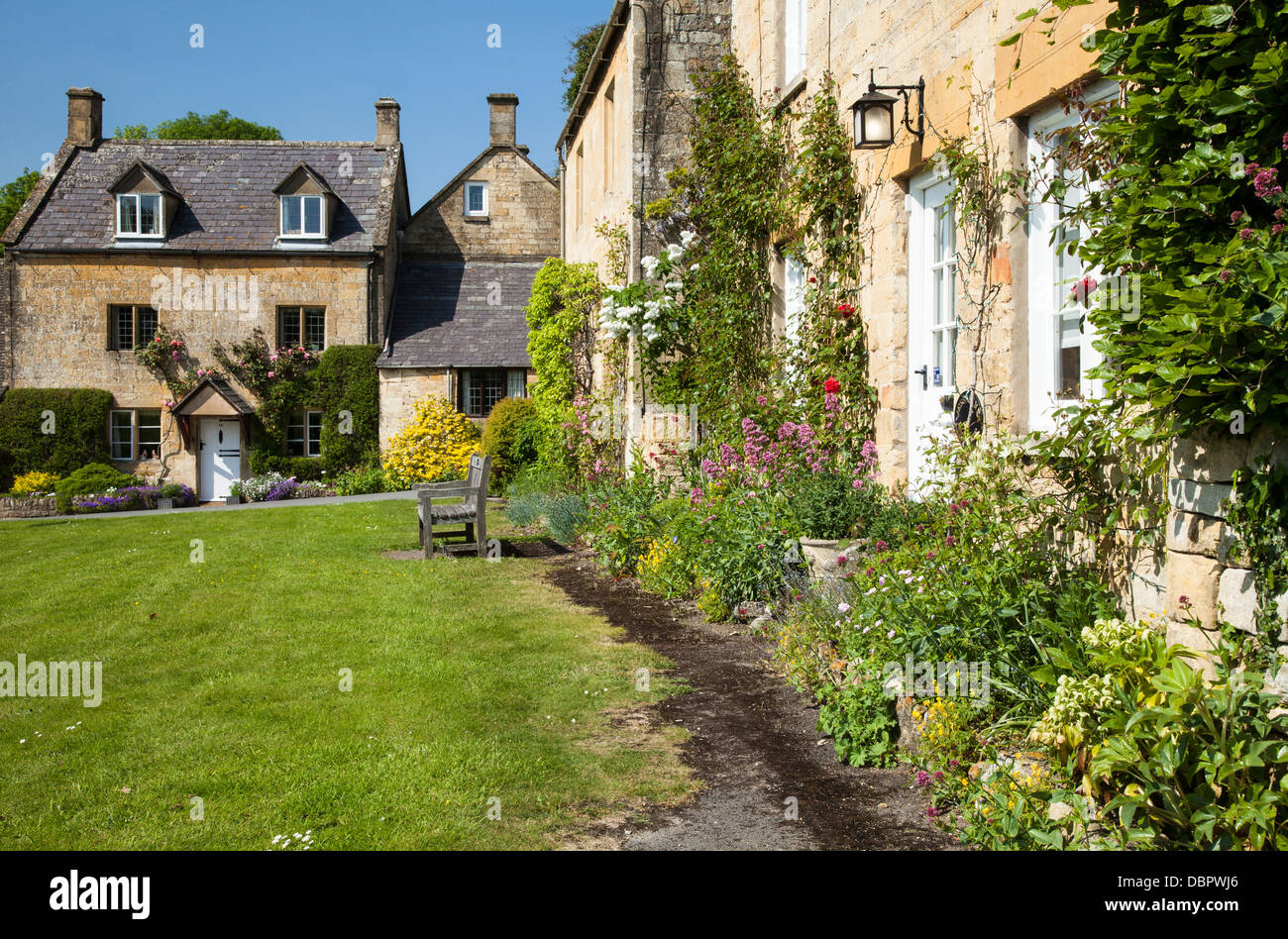 Typical cotswold cottages hi-res stock photography and images - Alamy