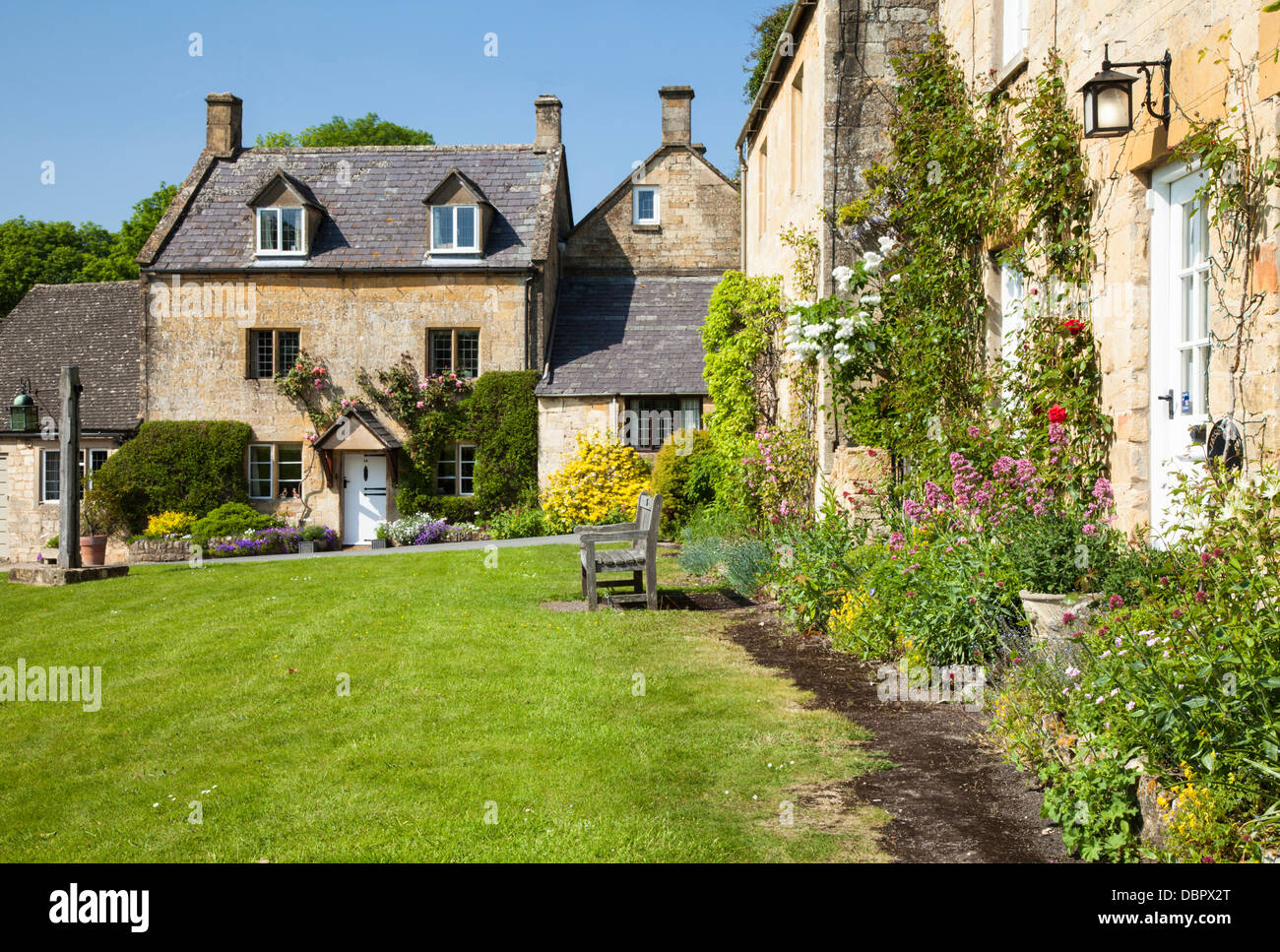 Typical cotswold cottages hi-res stock photography and images - Alamy