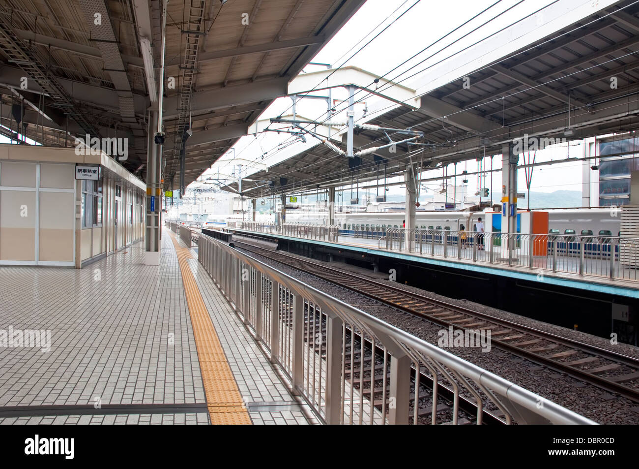 Tokyo train station platforms hi-res stock photography and images - Alamy