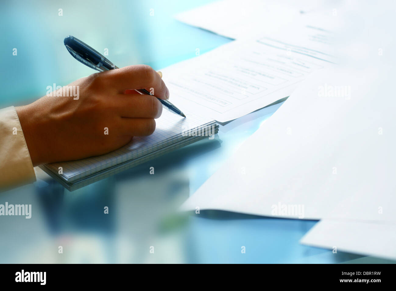 businessman hand write message in note Stock Photo - Alamy