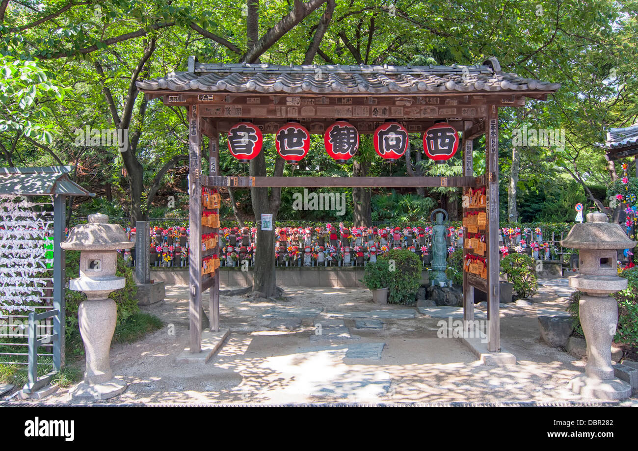 Small stone temple japanese garden hi-res stock photography and images ...