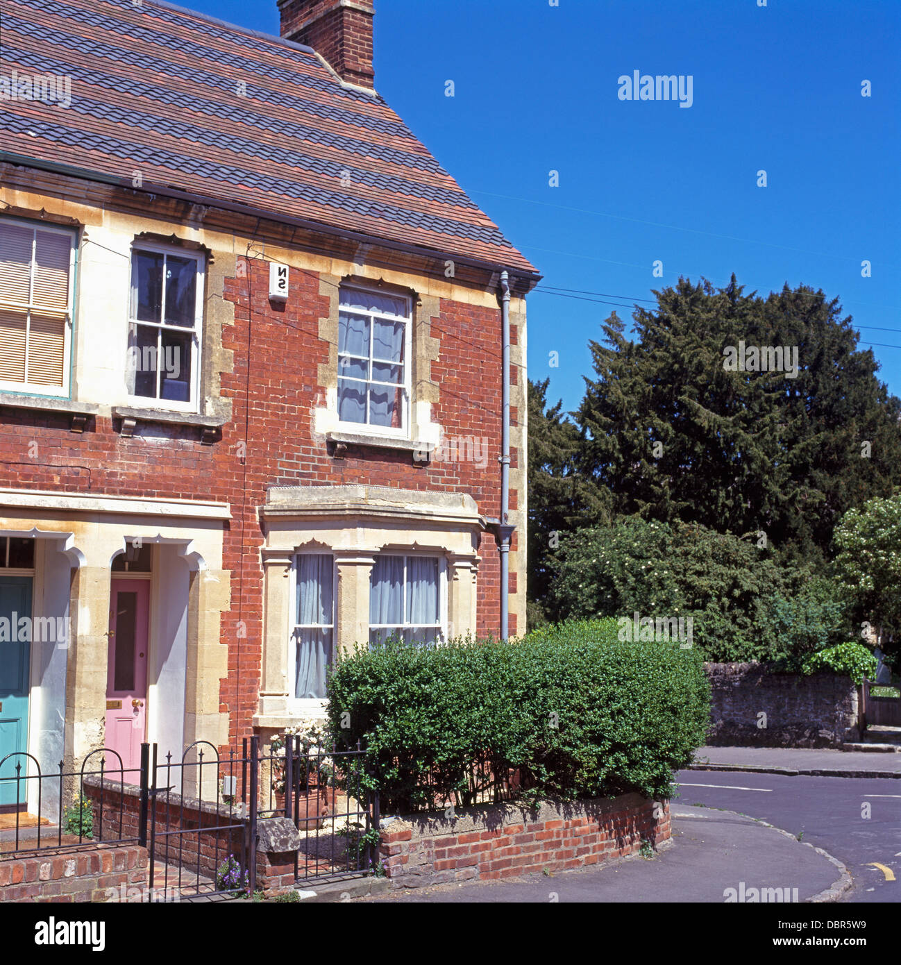 Exteriors victorian terraced townhouse hi-res stock photography and ...