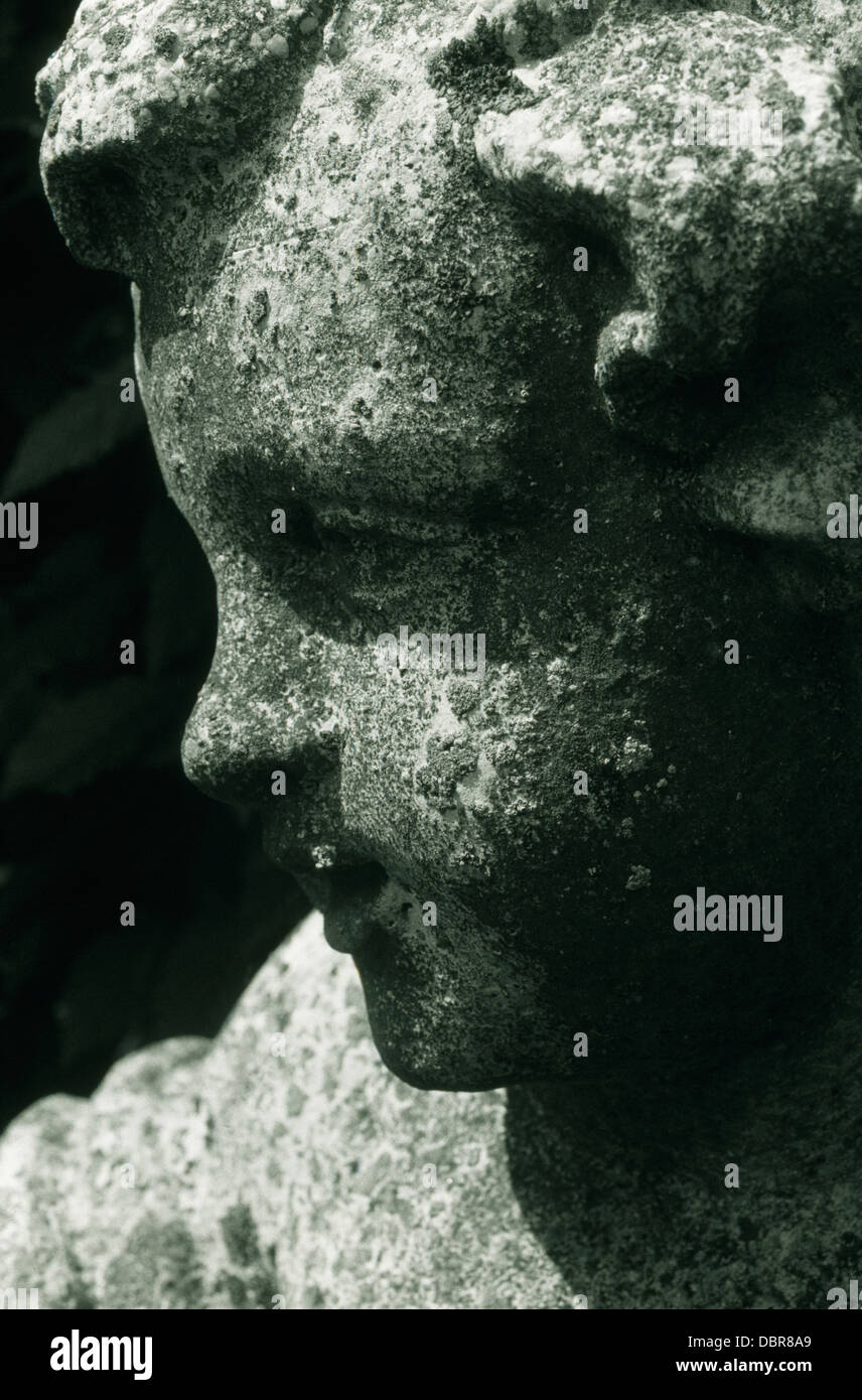 Statue of a boy hi-res stock photography and images - Alamy