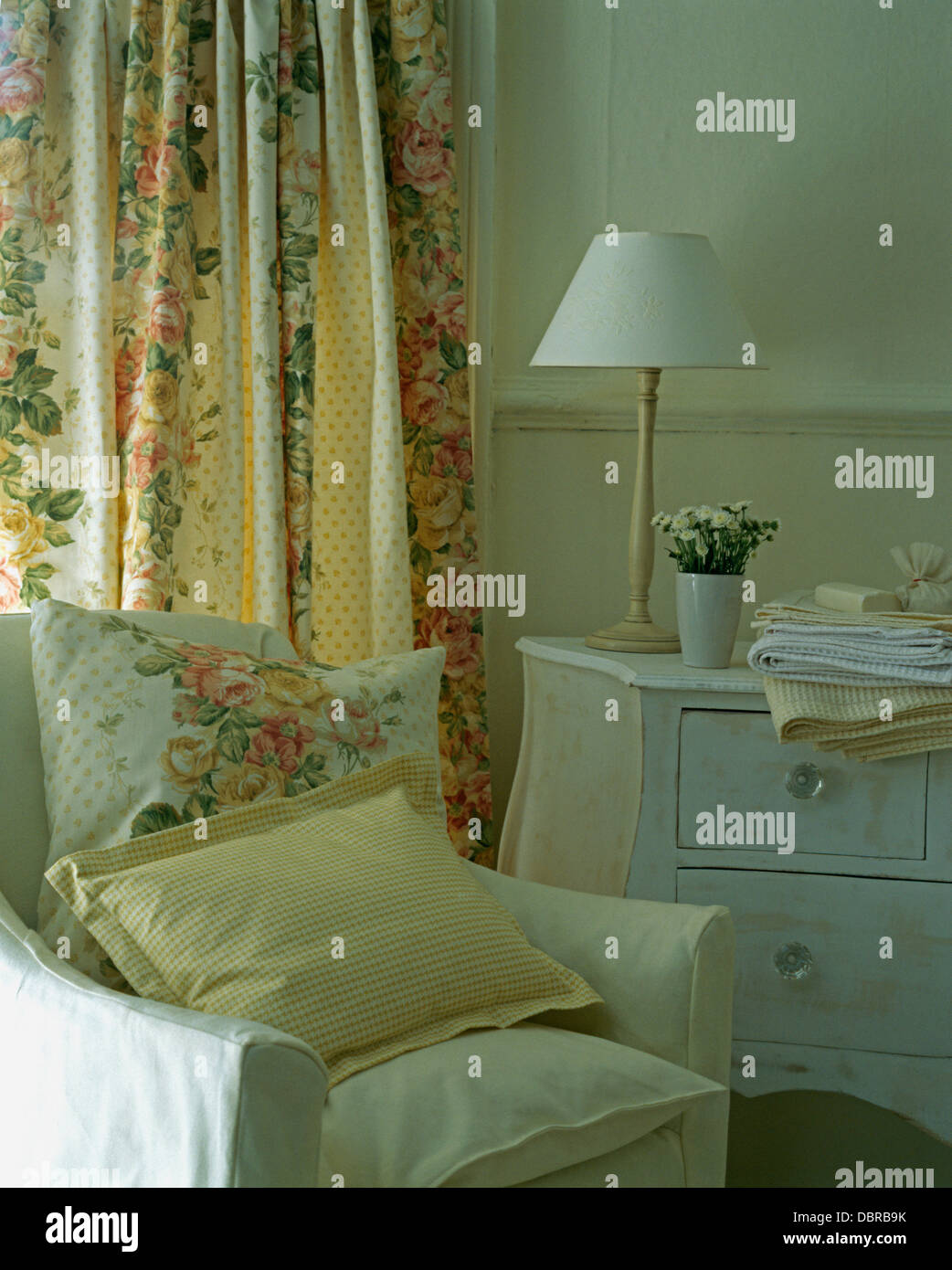 Patterned cushions in yellow hi-res stock photography and images - Alamy