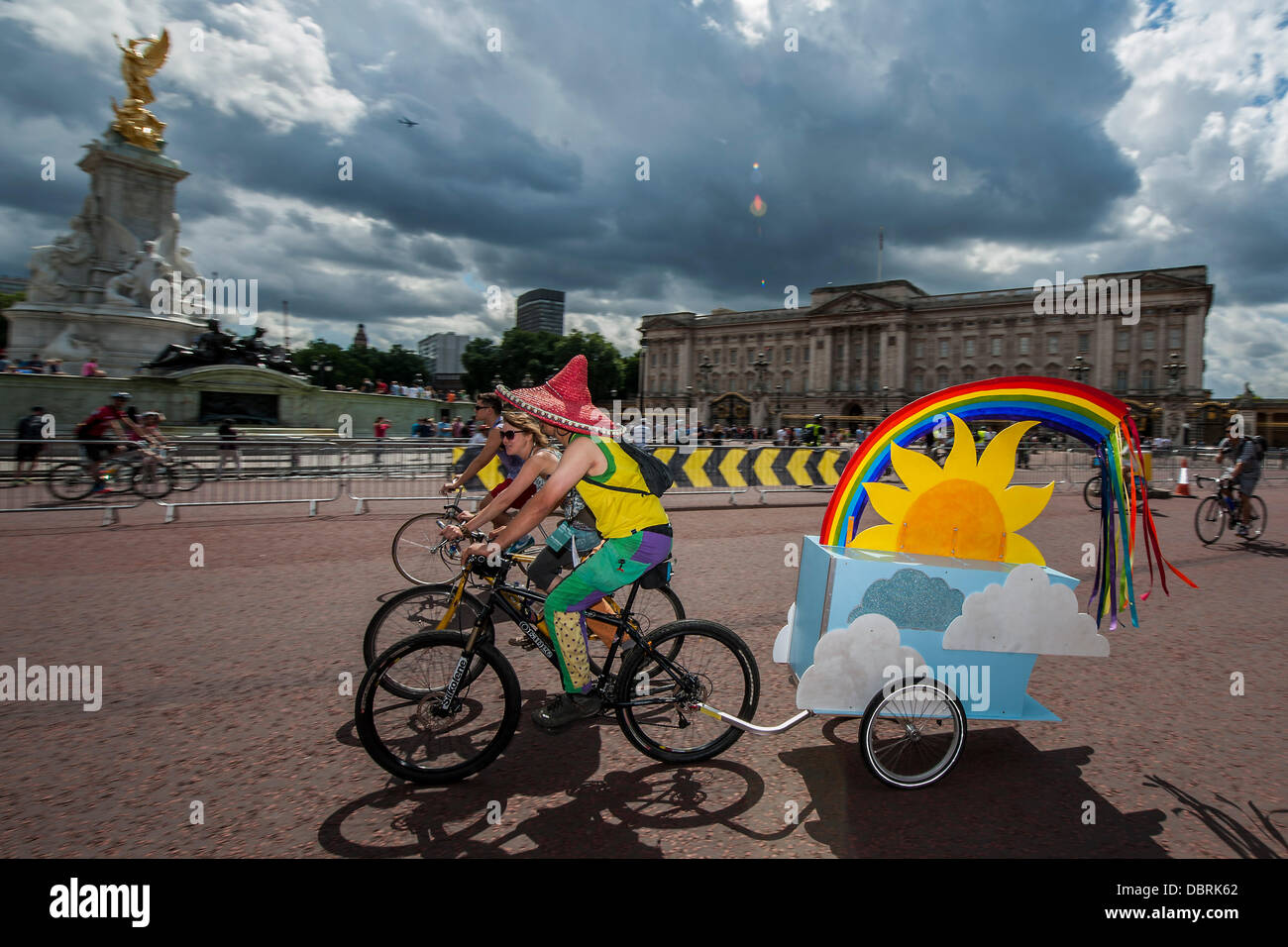 Rainbow over buckingham palace hi-res stock photography and images - Alamy