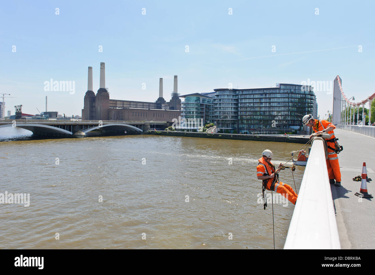 Engineers on Chelsea bridge, London, England, United Kingdom Stock ...