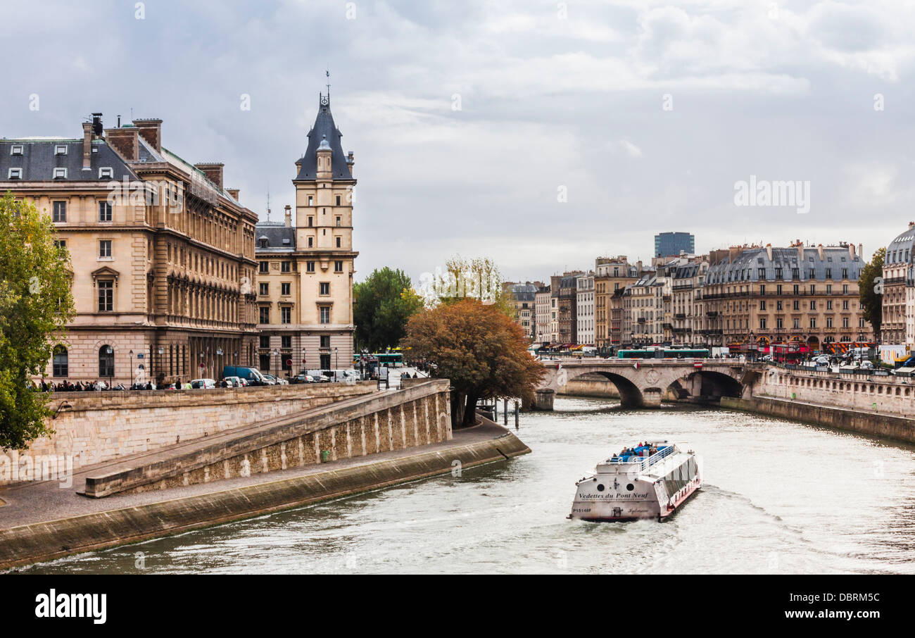 Bateaux river cruise boat near Pont de Neuf bridge, Ile de france, on ...