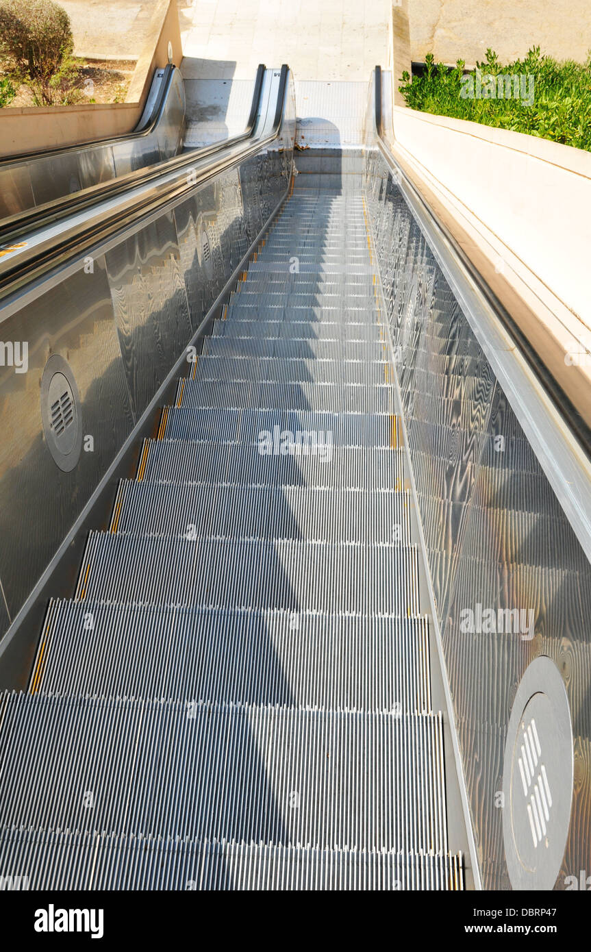 Escalator downwards hi-res stock photography and images - Alamy