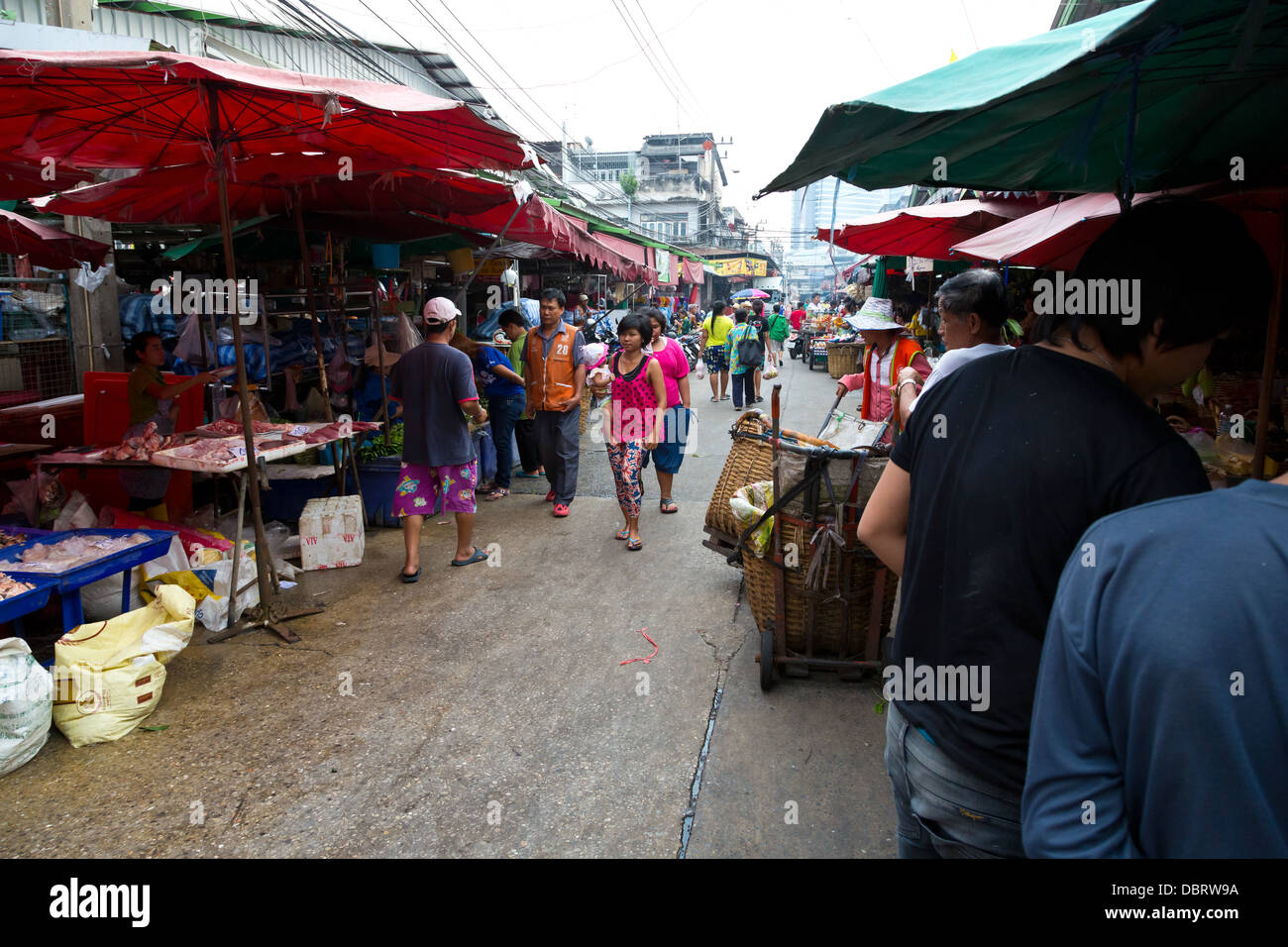 Scene on the Klong Toey Market in Bangkok, Thailand Stock Photo - Alamy