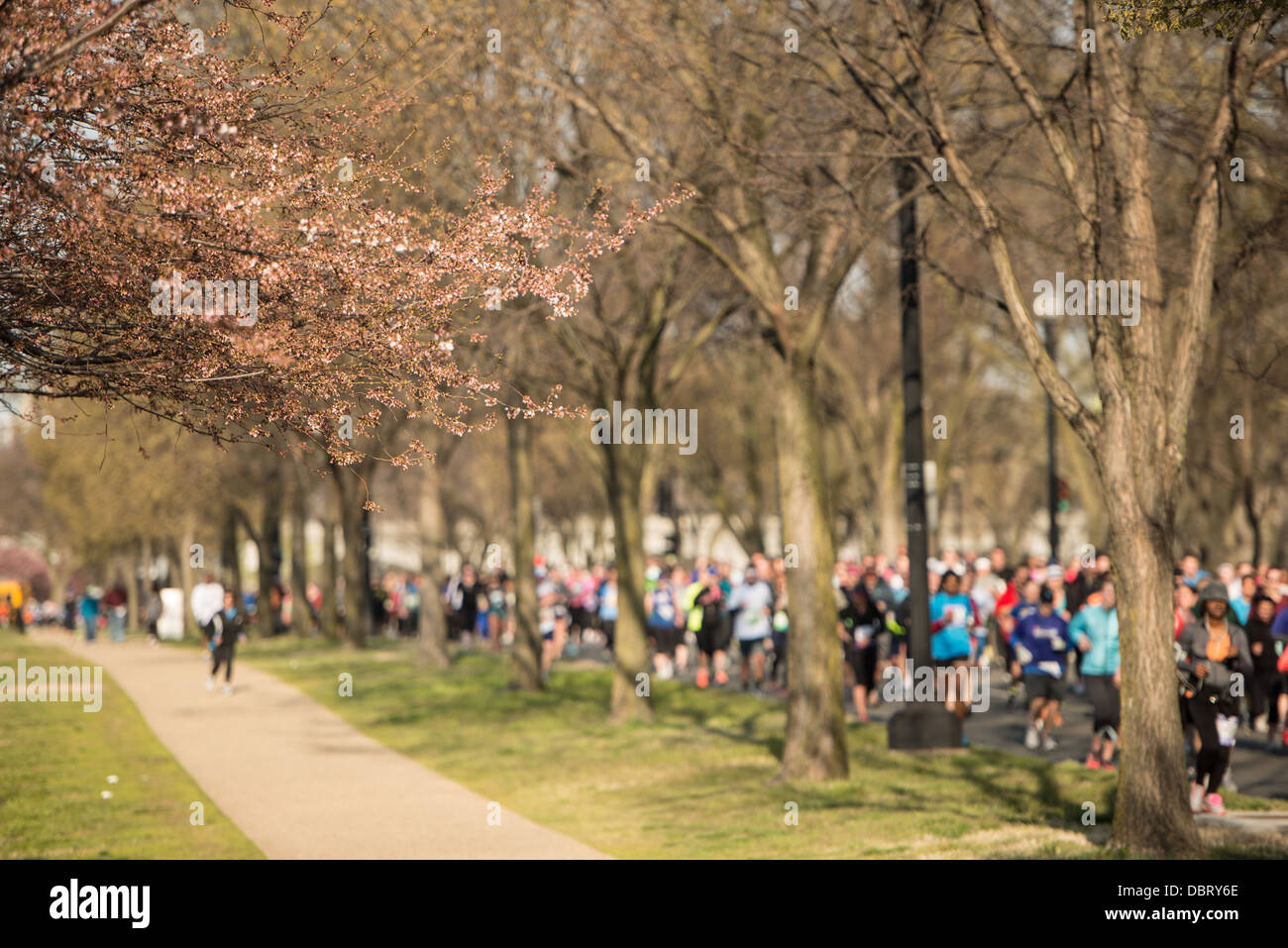 Runners run along mall hi-res stock photography and images - Alamy