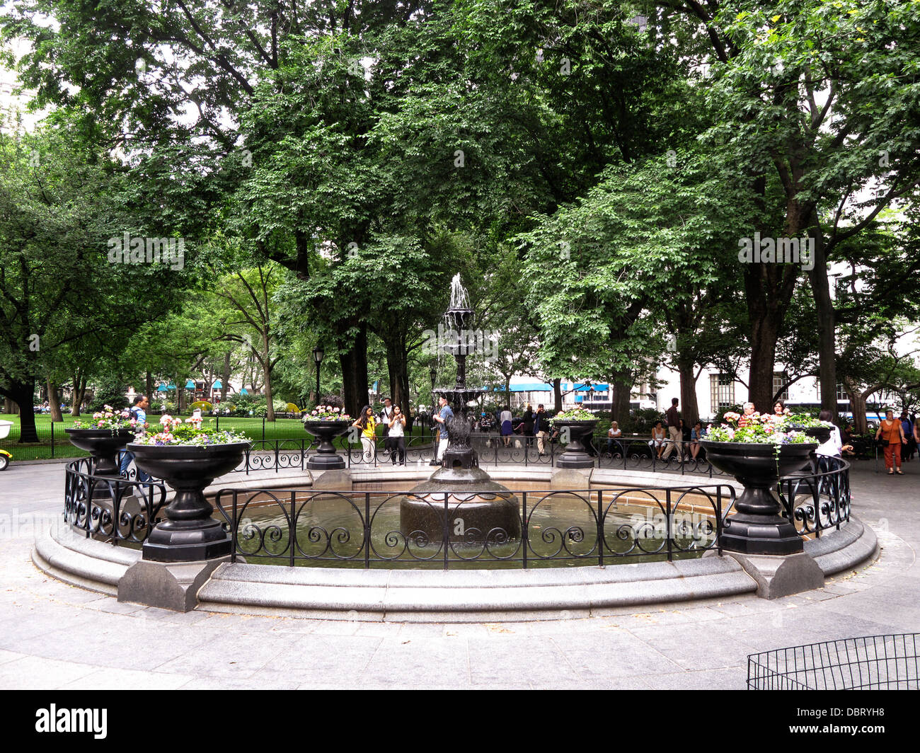 Flower urns hi-res stock photography and images - Alamy