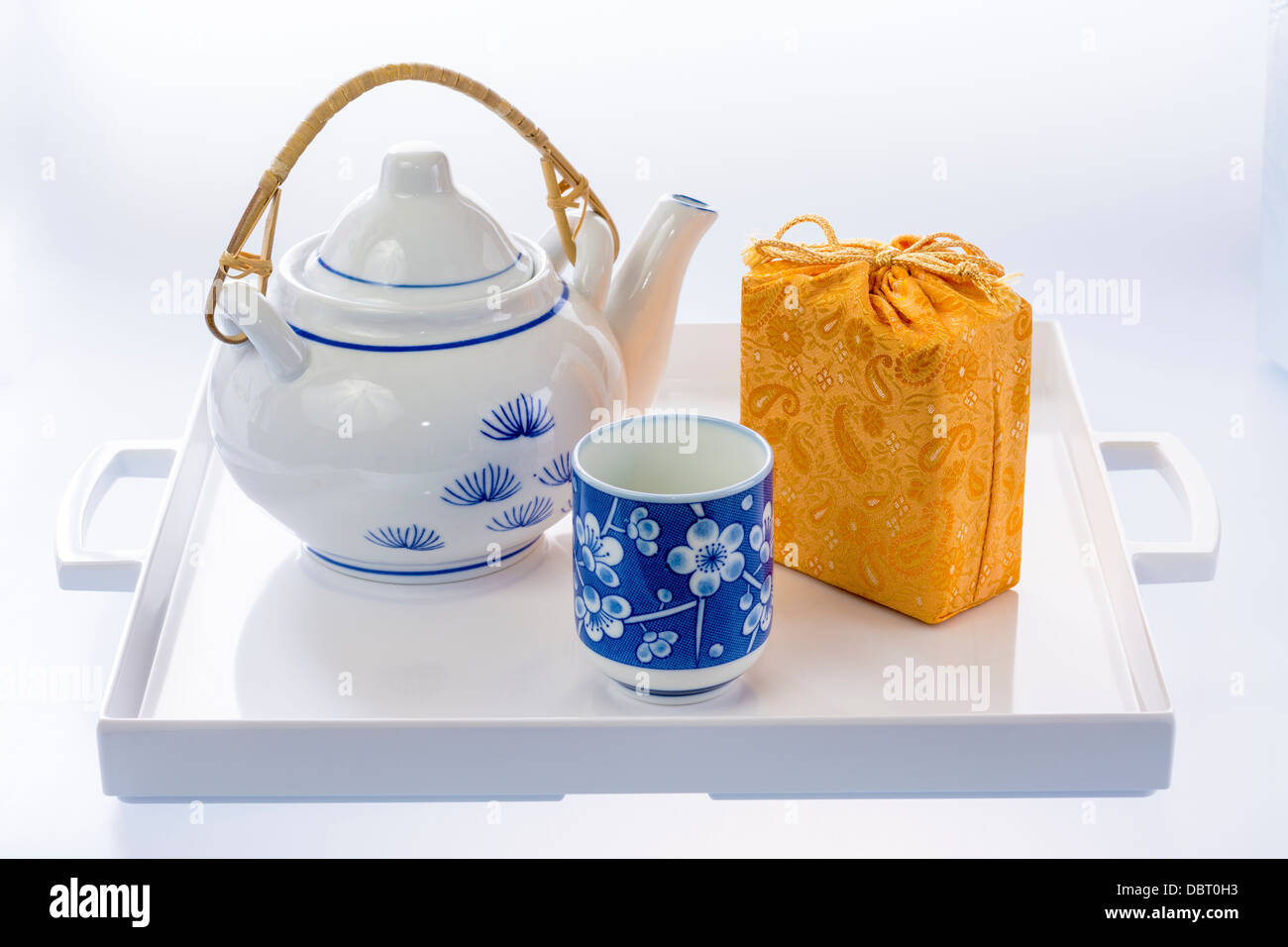 India tea tray hi-res stock photography and images - Alamy