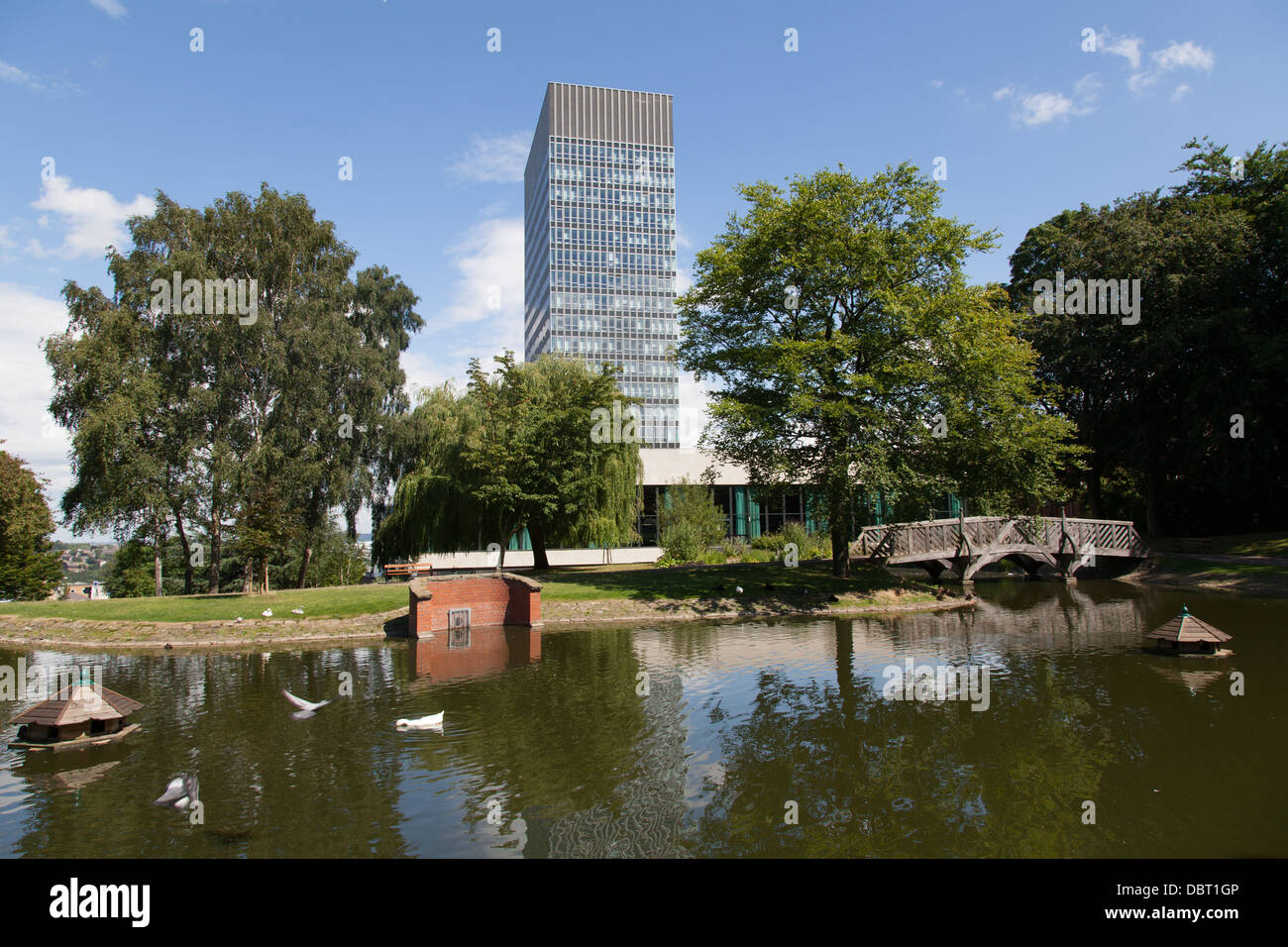 The Arts Tower and University library of Sheffield University from ...